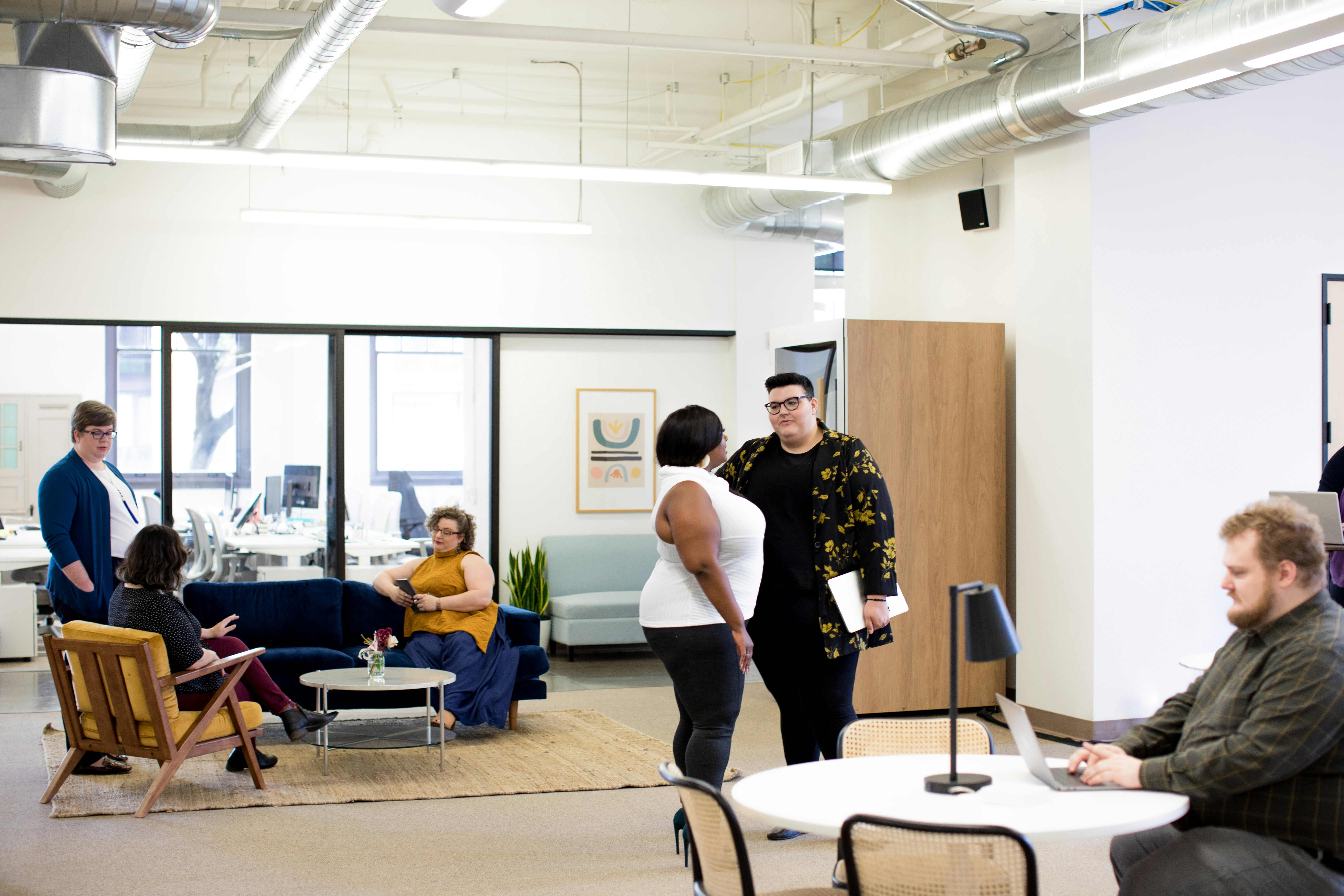 Homens e mulheres dentro de uma sala foto – Imagem grátis sobre O ...