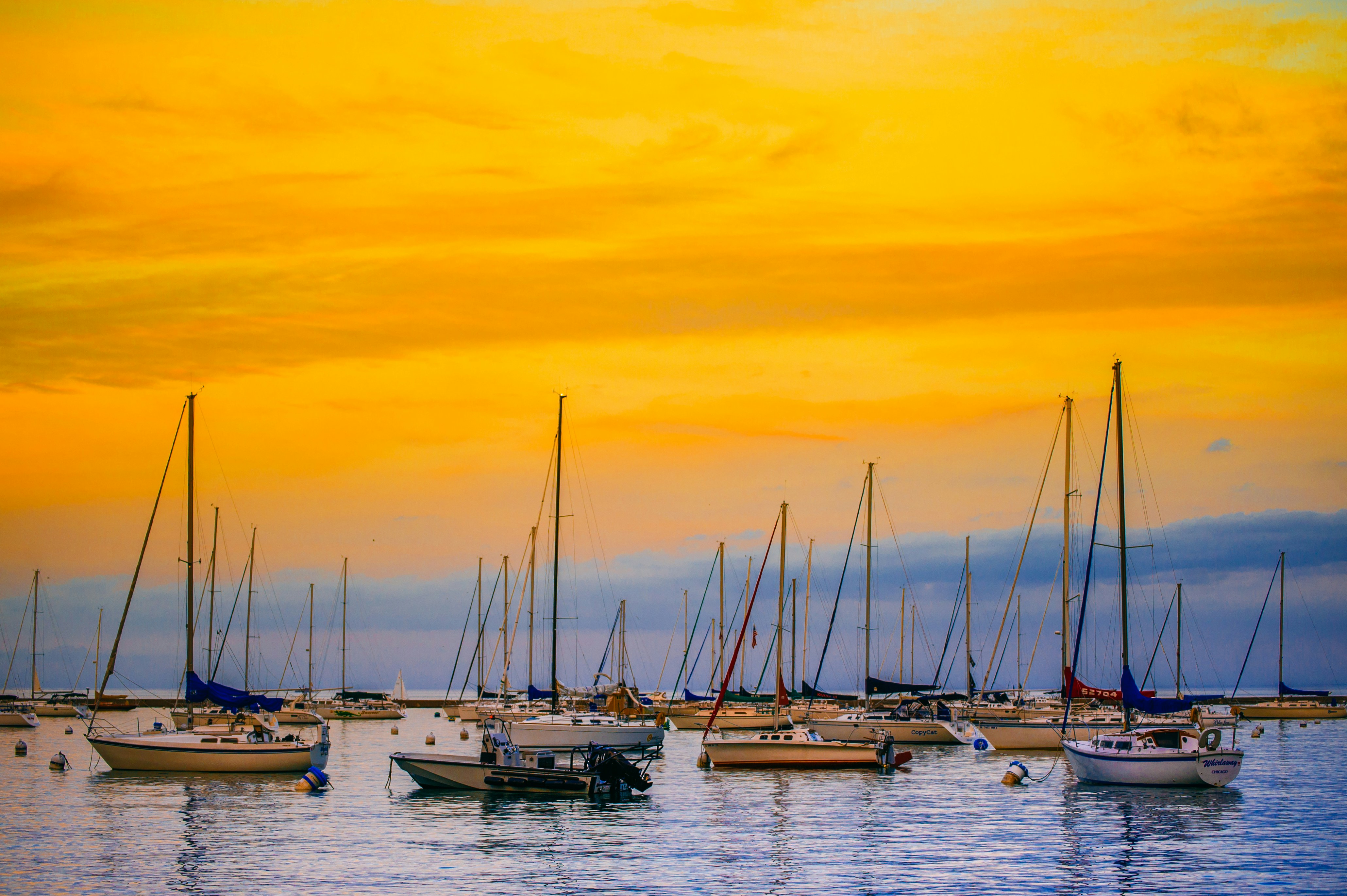 Voir des photographies de voiliers en mer pendant l'heure d'or photo ...