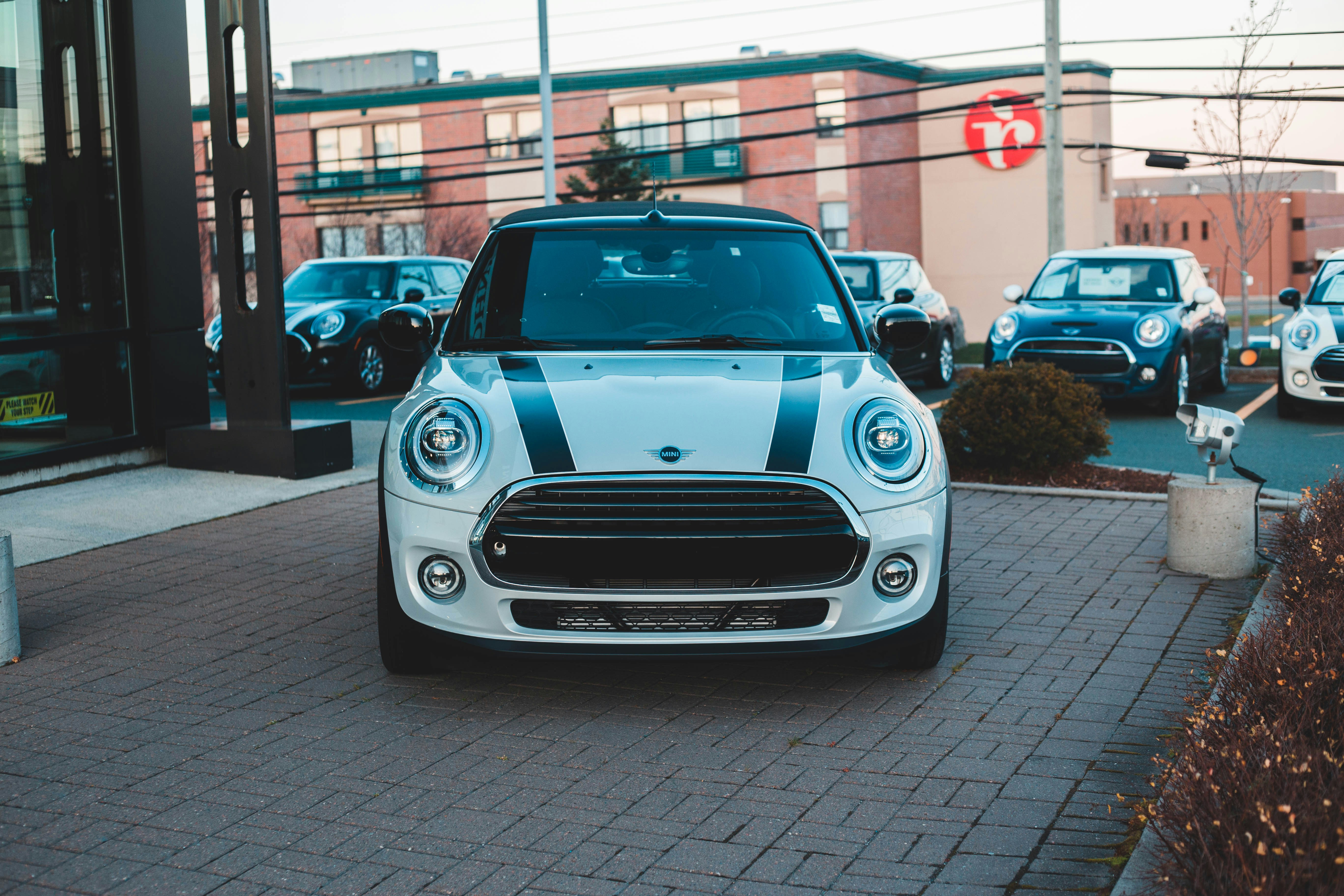 Mini Cooper blanco y negro foto – Imagen de Azul gratuita en Unsplash