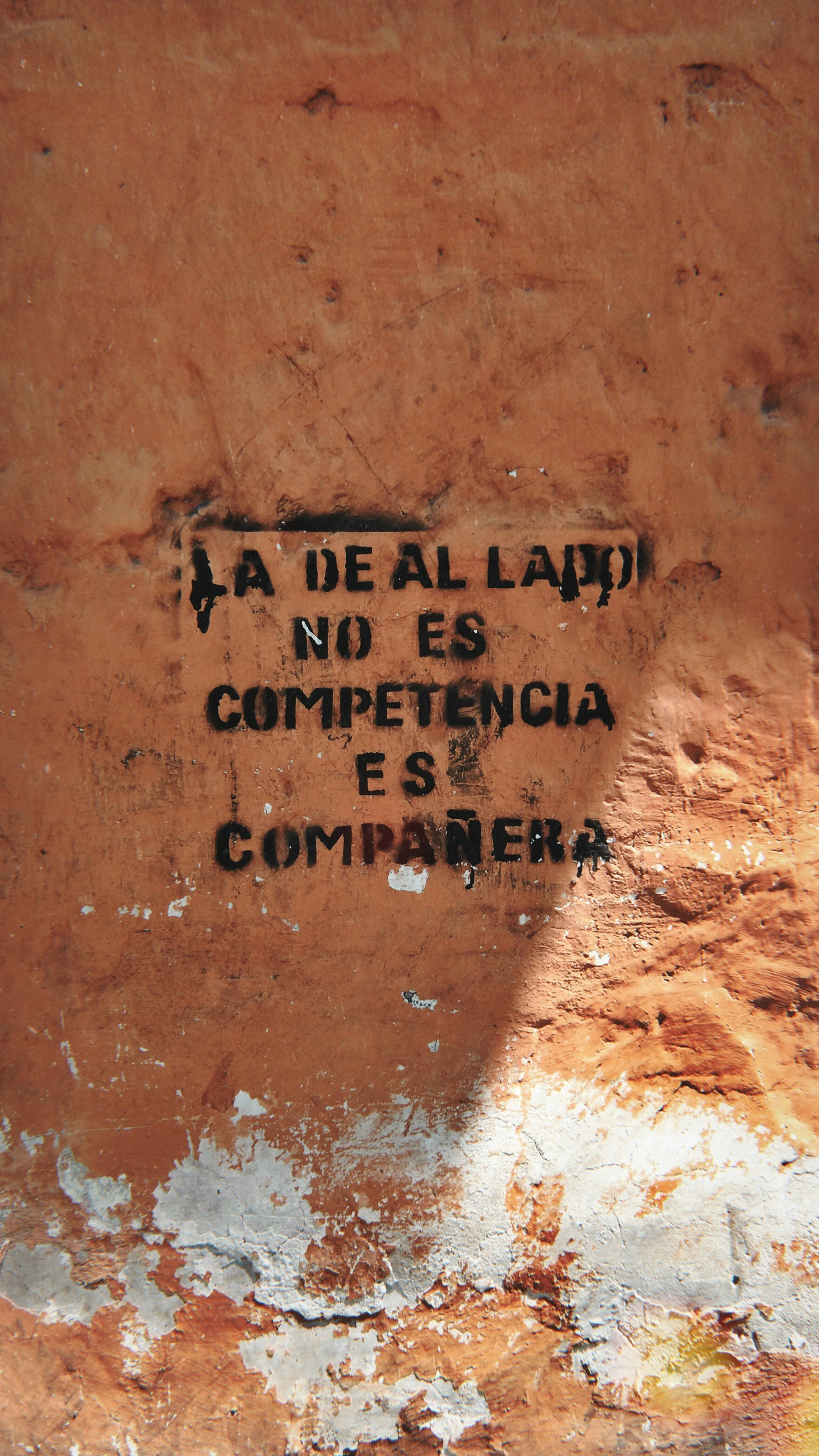 A sign on a wall in a foreign language photo – Free Wall Image on Unsplash