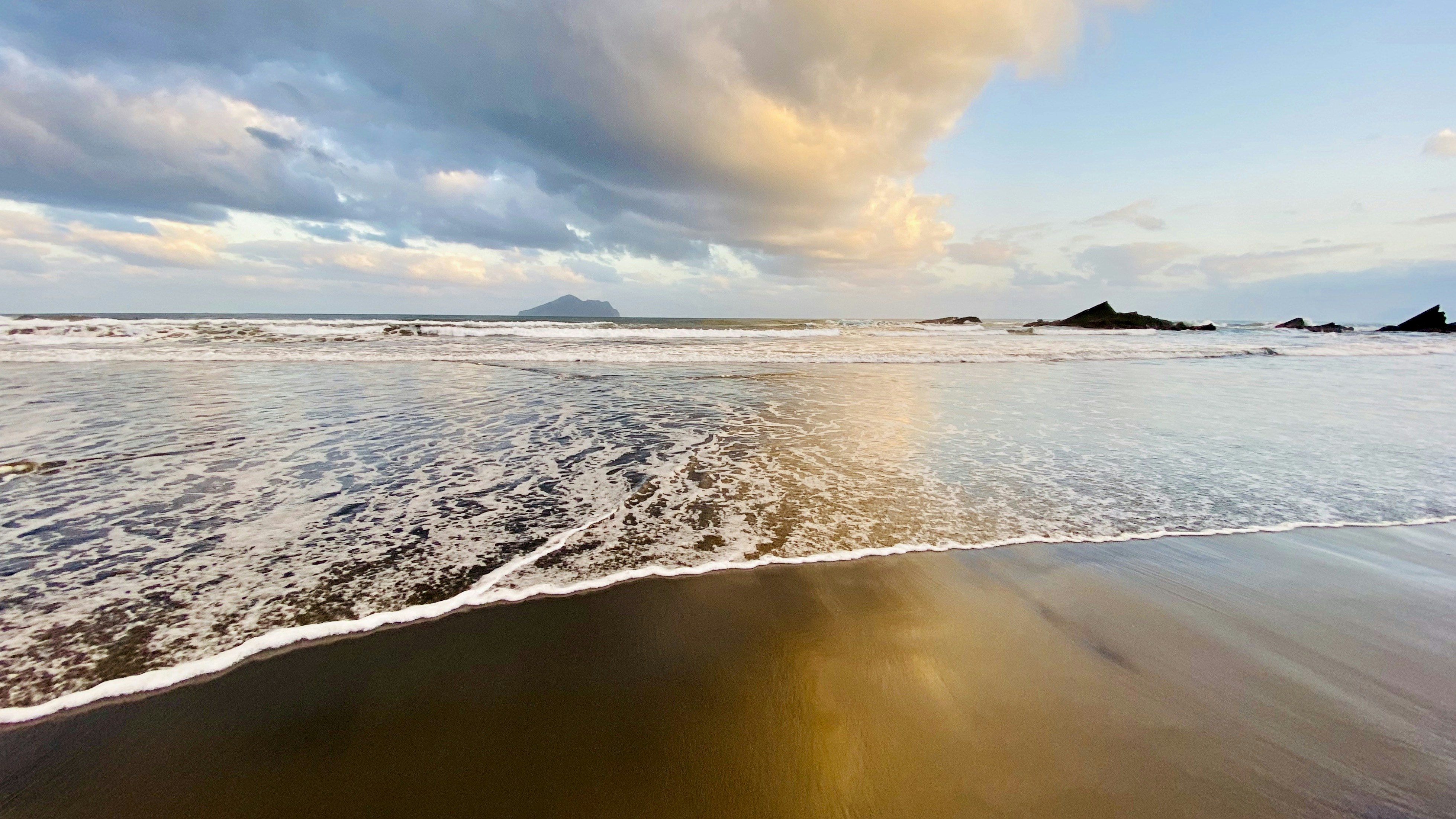 Golden Horizon: Waves Embrace the ShoreEean Chen