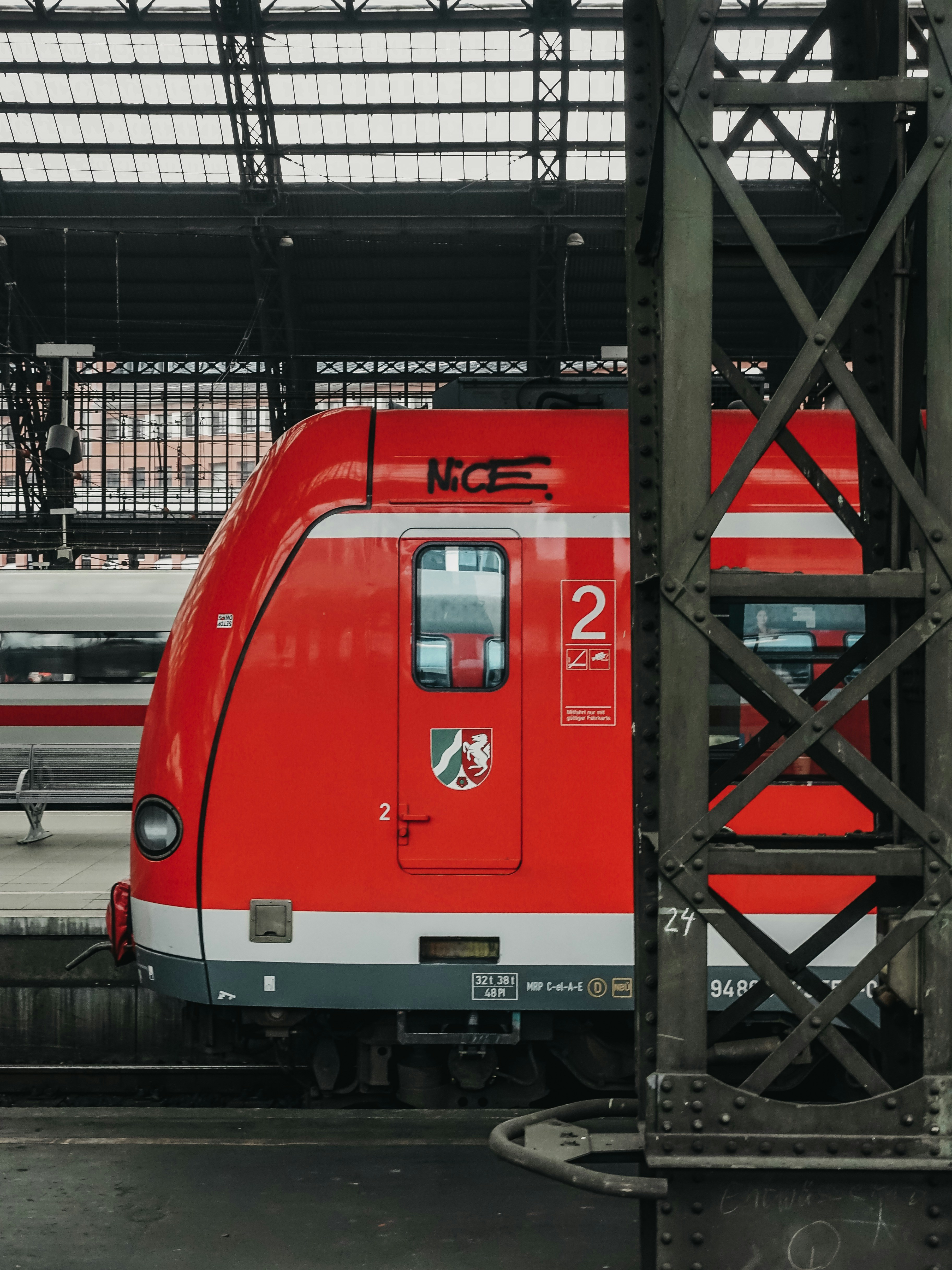 Foto zum Thema Rot-weißer Zug im Bahnhof – Kostenloses Bild zu Rot auf ...