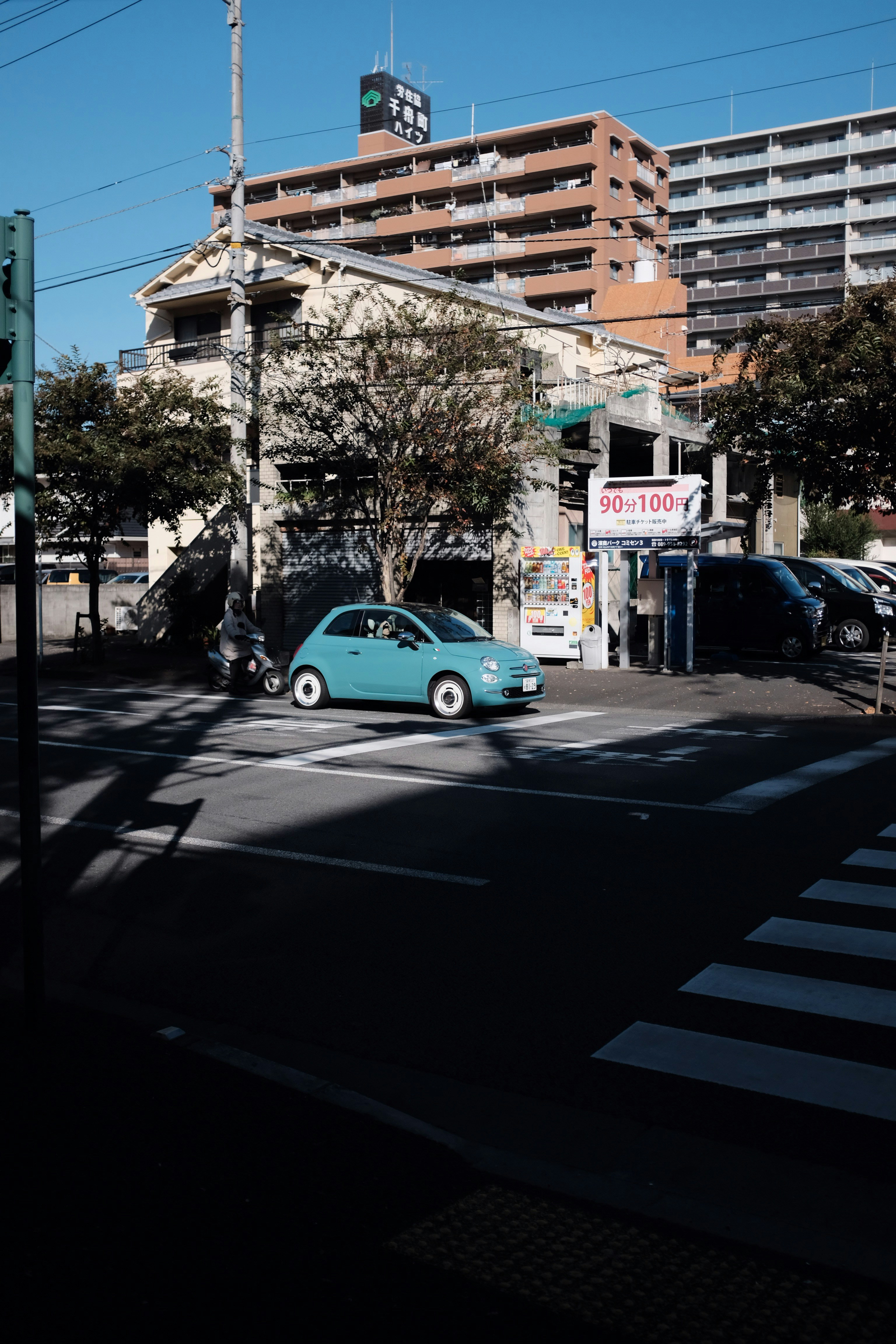 Blue car parked beside building photo – Free 愛媛県 日本 Image on Unsplash