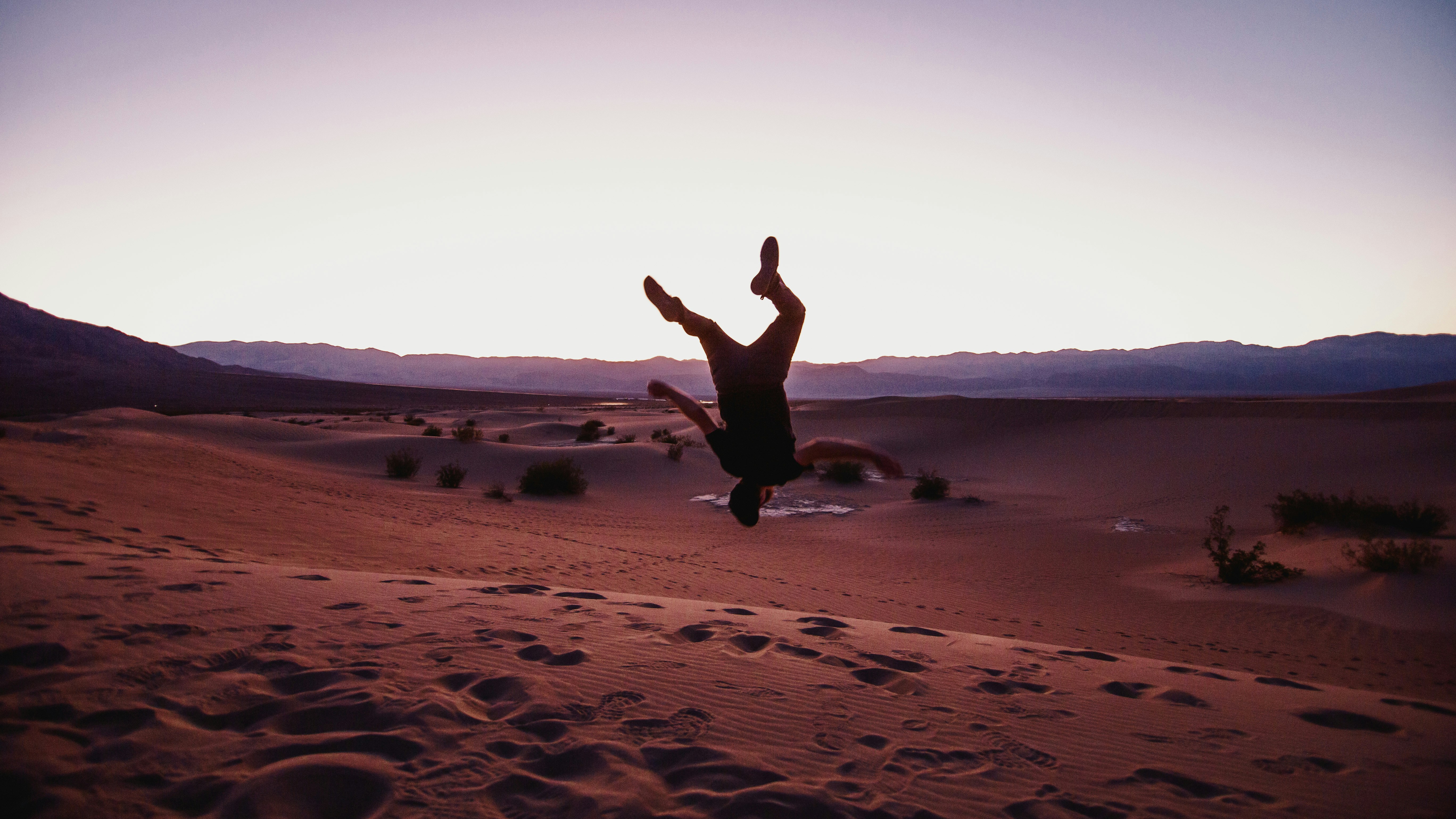 Foto Hombre volteando hacia atrás en la arena – Imagen Marrón gratis en ...