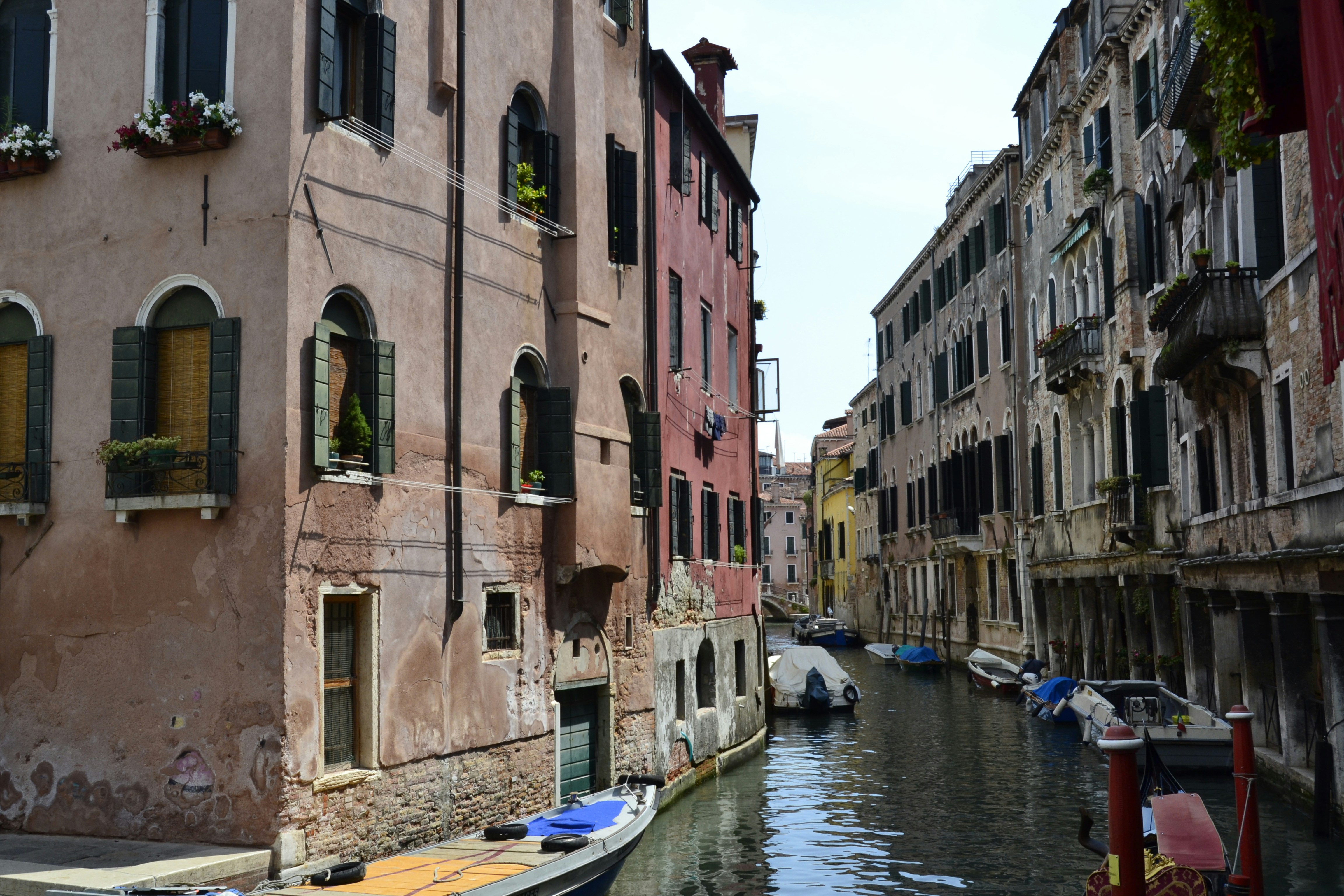 Canal between buildings photo – Free Water Image on Unsplash