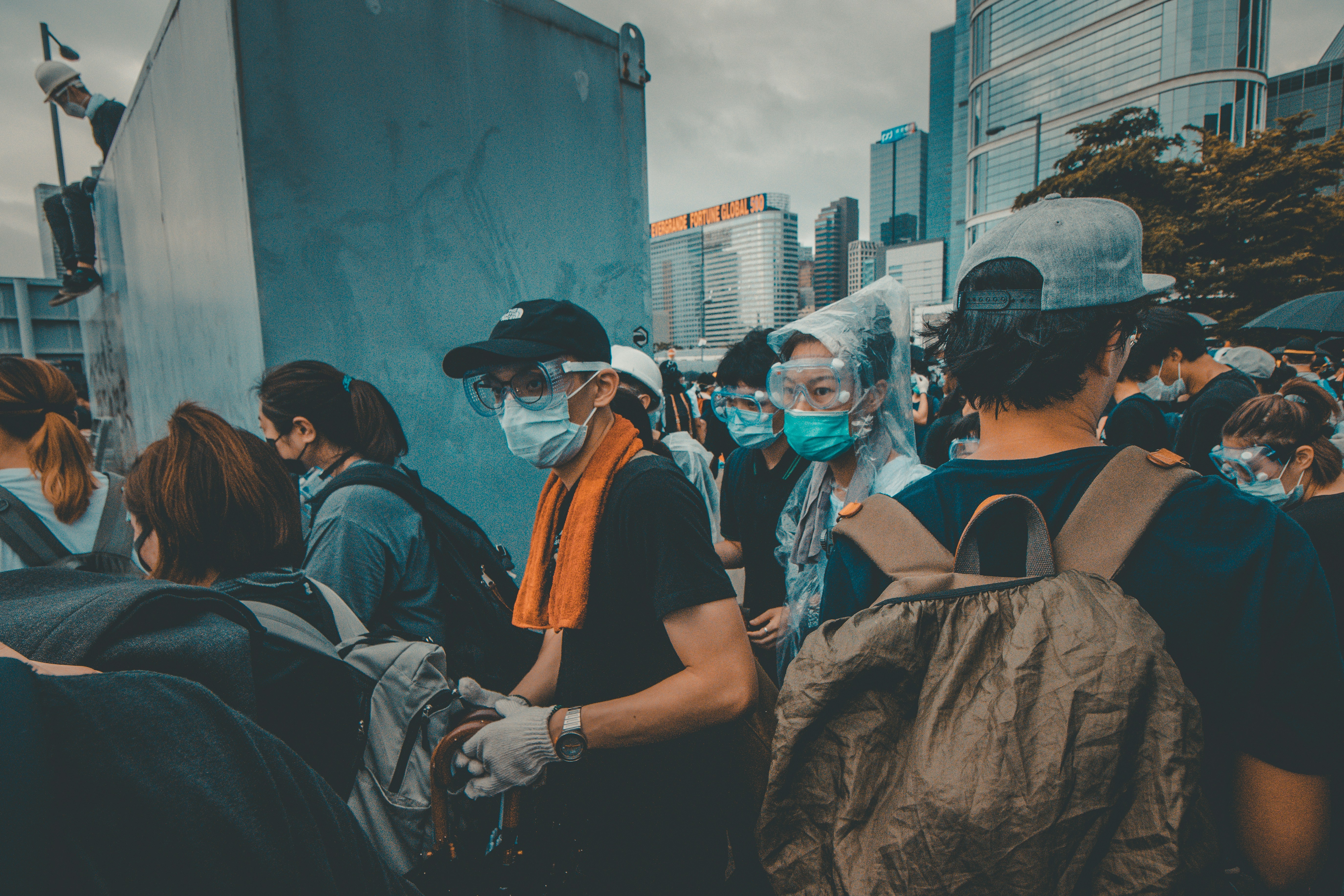 Personnes portant un masque facial pendant la journée photo – Image ...