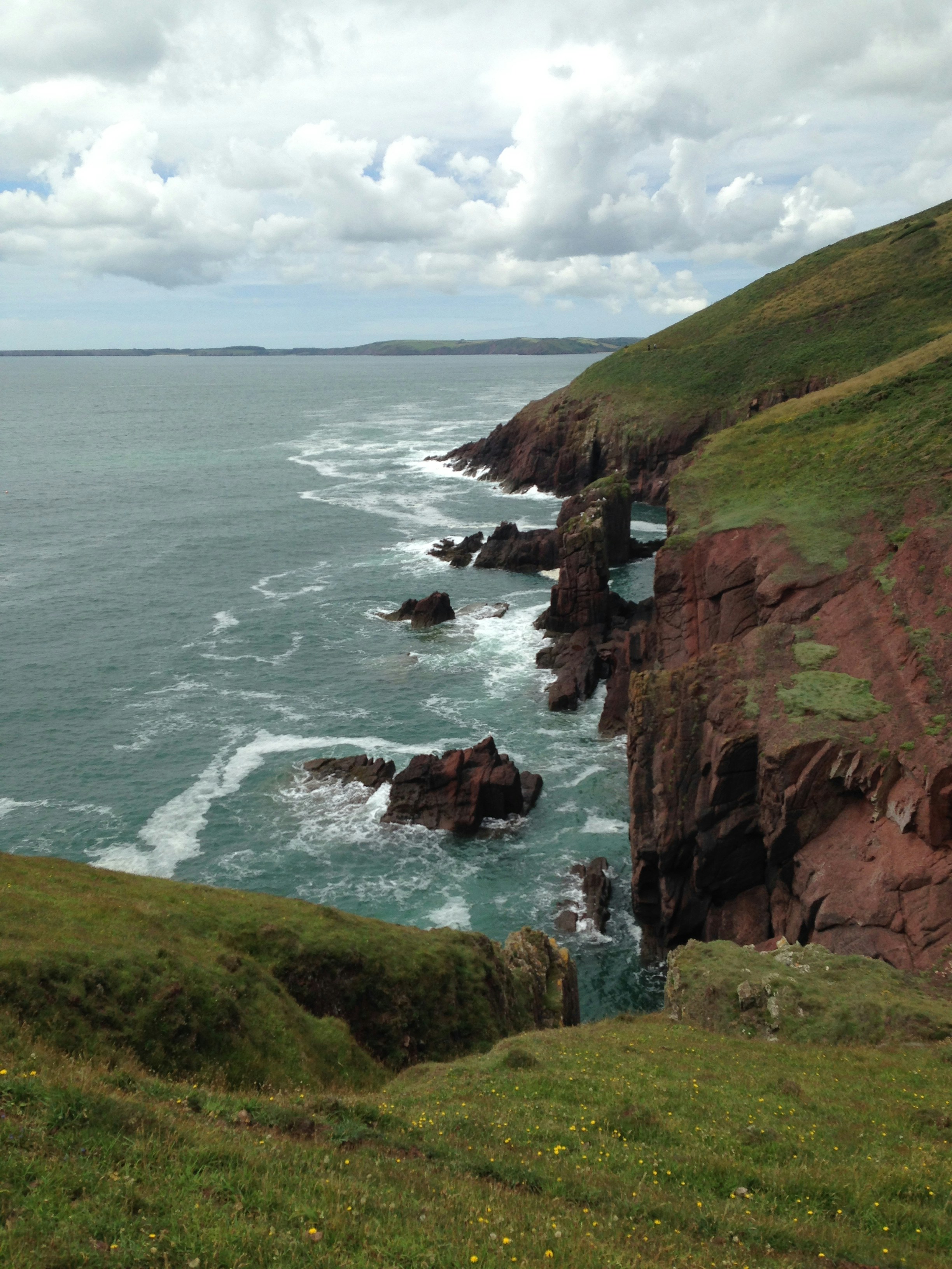 Sculpted Cliffs and Turquoise Tide along the Green Ridge