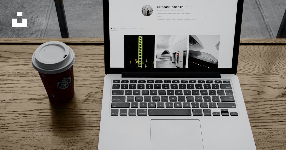 테이블 위의 Macbook Pro 사진 Unsplash의 무료 브루클린 이미지