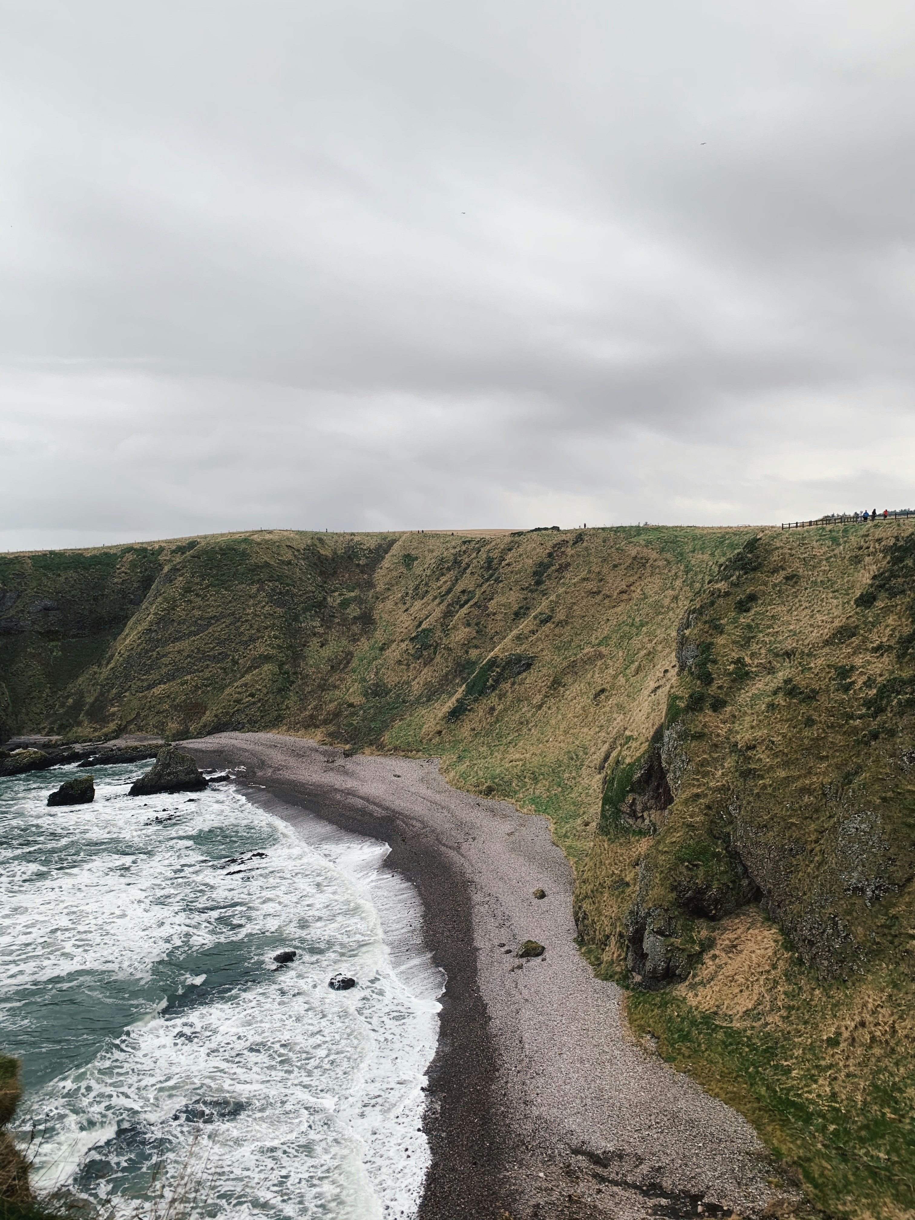 Waves crashing on shore and rocks photo – Free Stonehaven Image on Unsplash