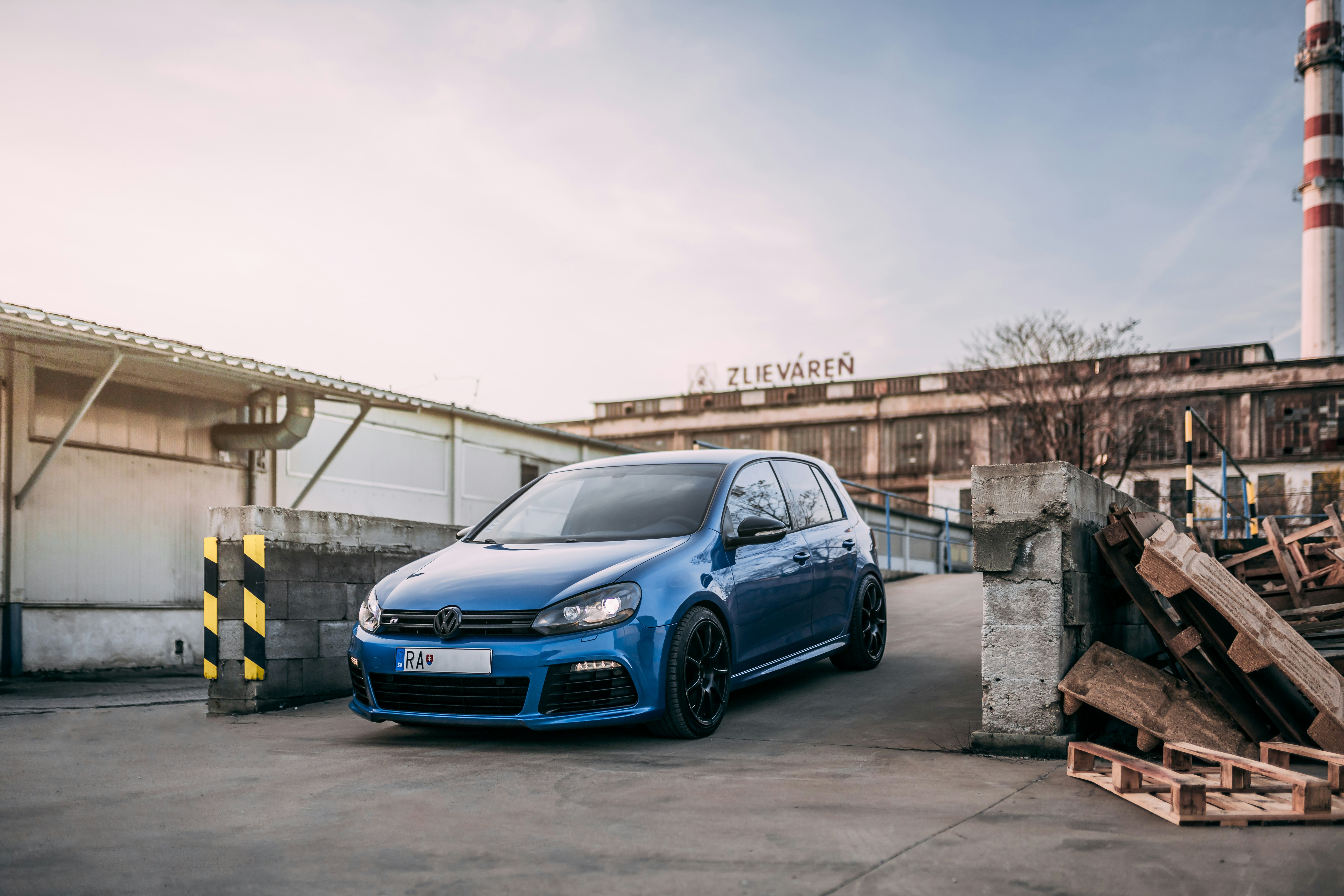 Blue 5-door hatchback photo – Free Trnava Image on Unsplash