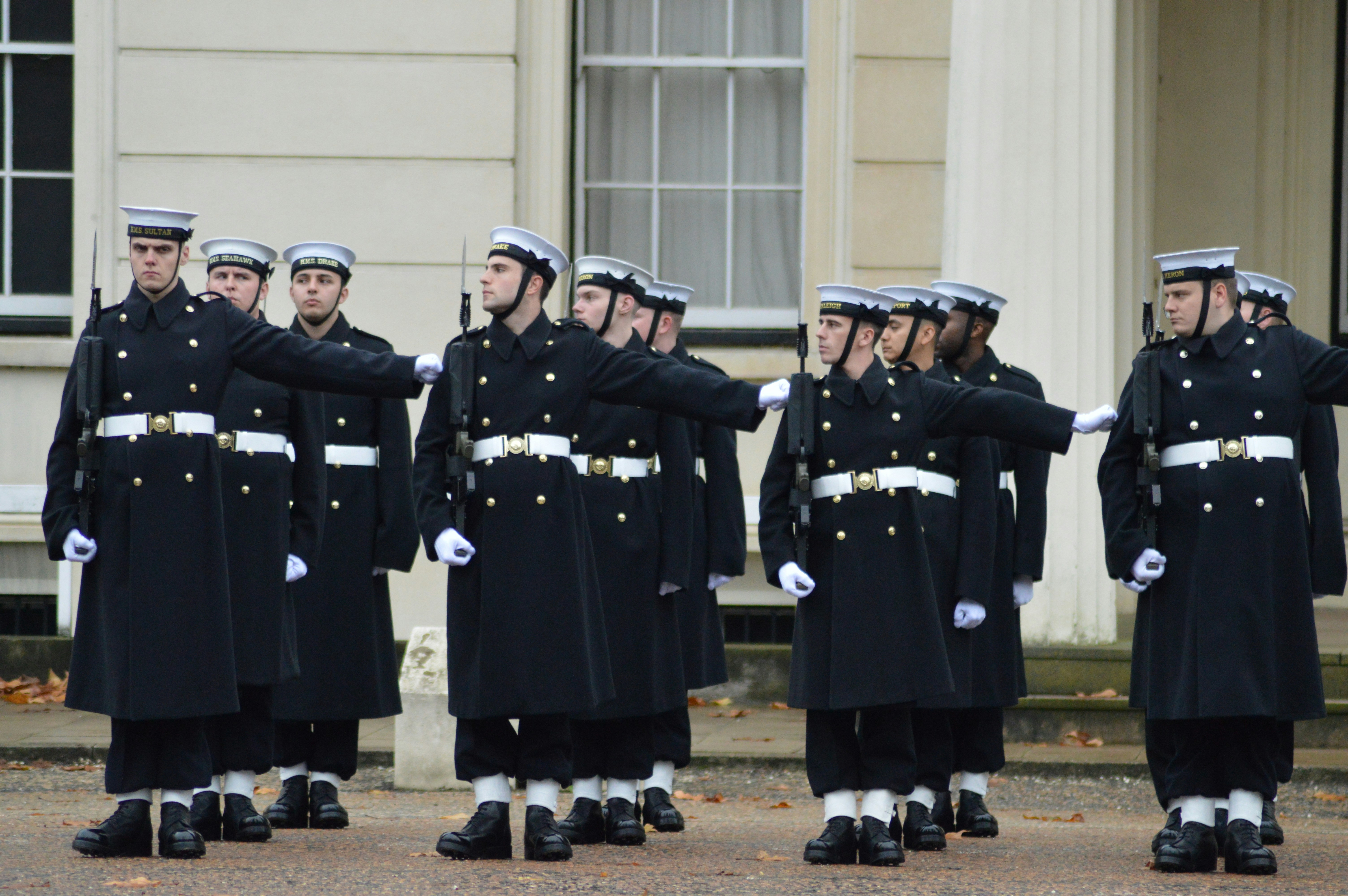 Soldiers holding assault rifle photo – Free Human Image on Unsplash
