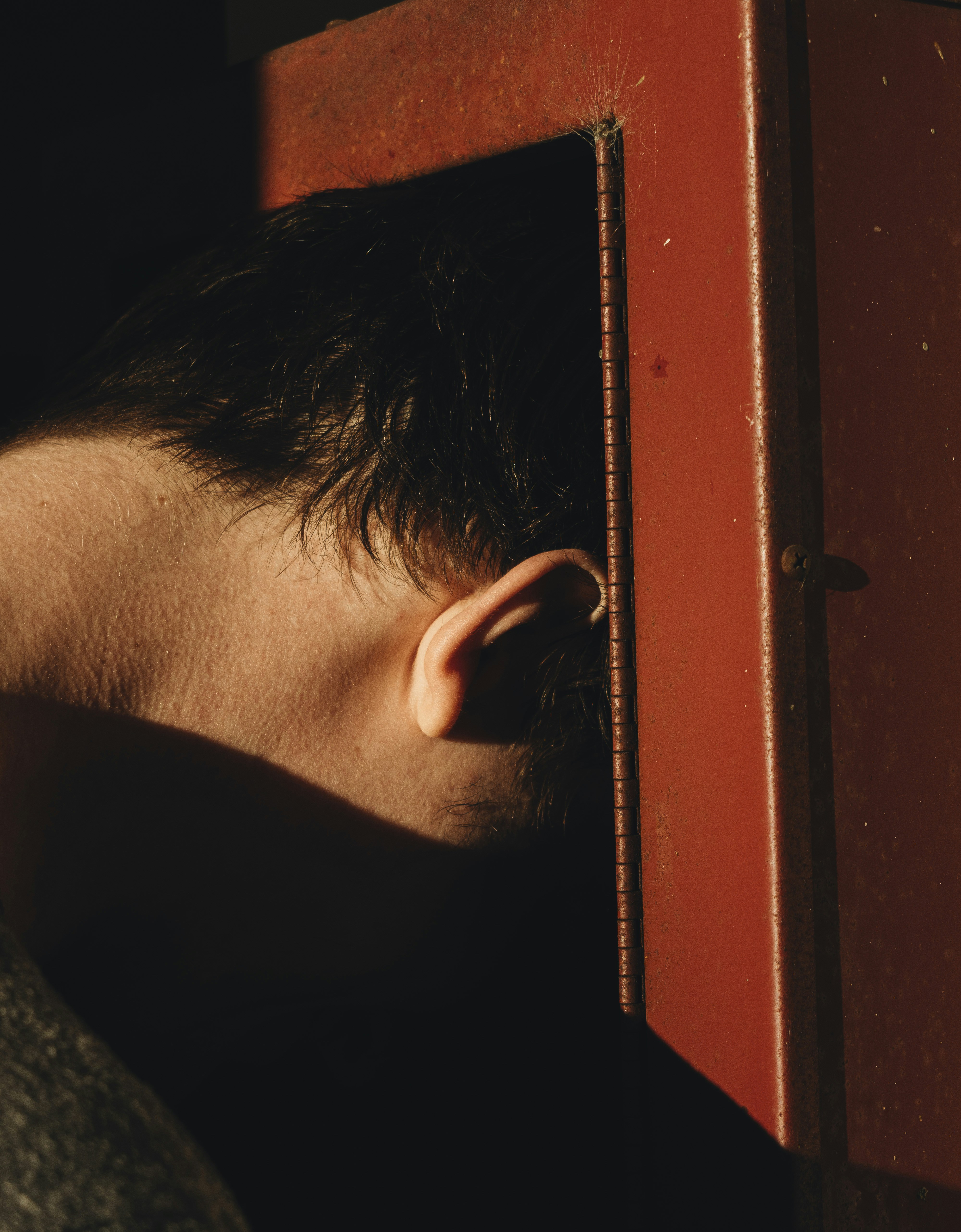 Man putting his head inside a box photo – Free Brown Image on Unsplash