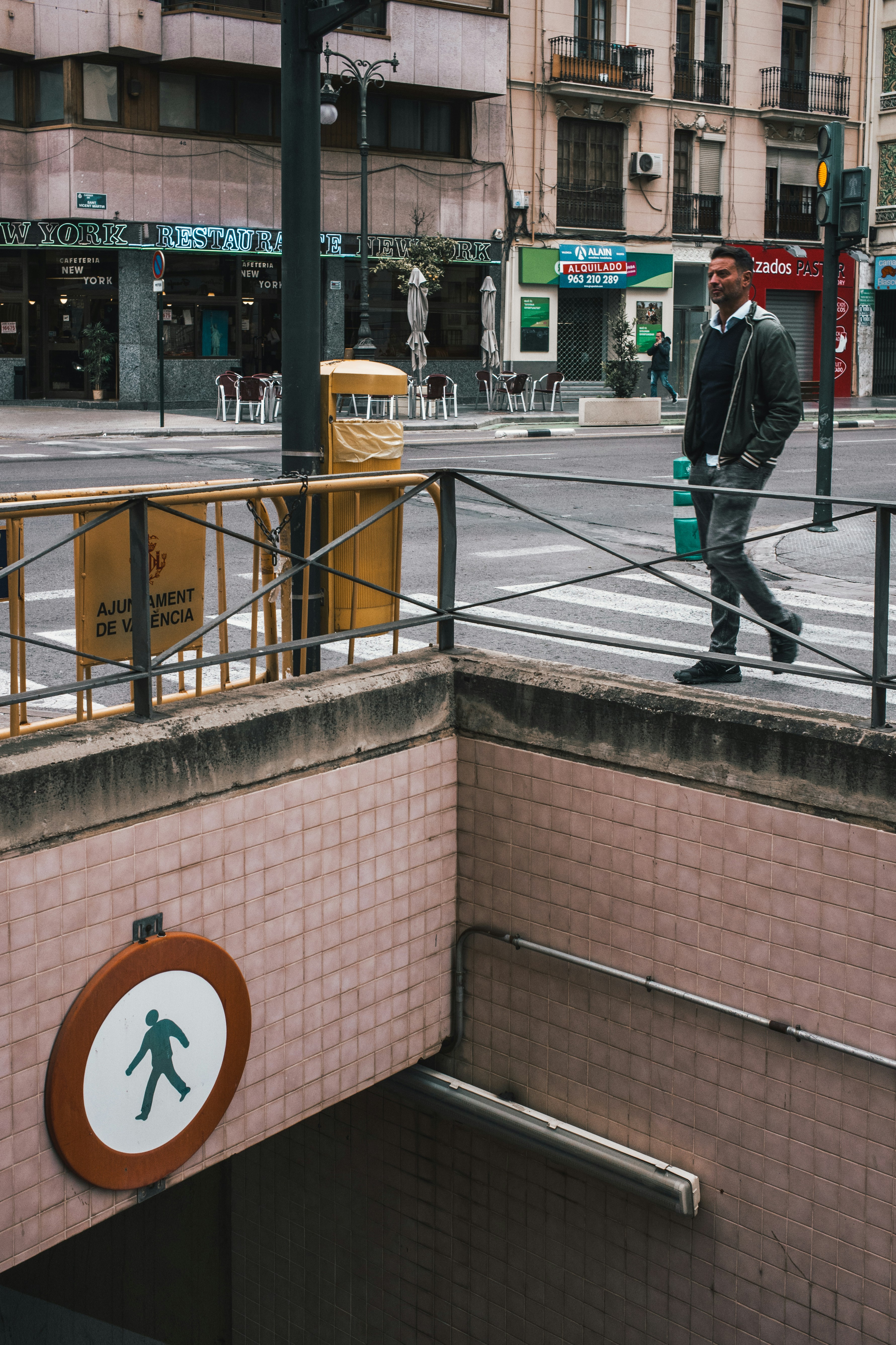 Foto Hombre caminando en el carril peatonal cerca del metro durante el ...
