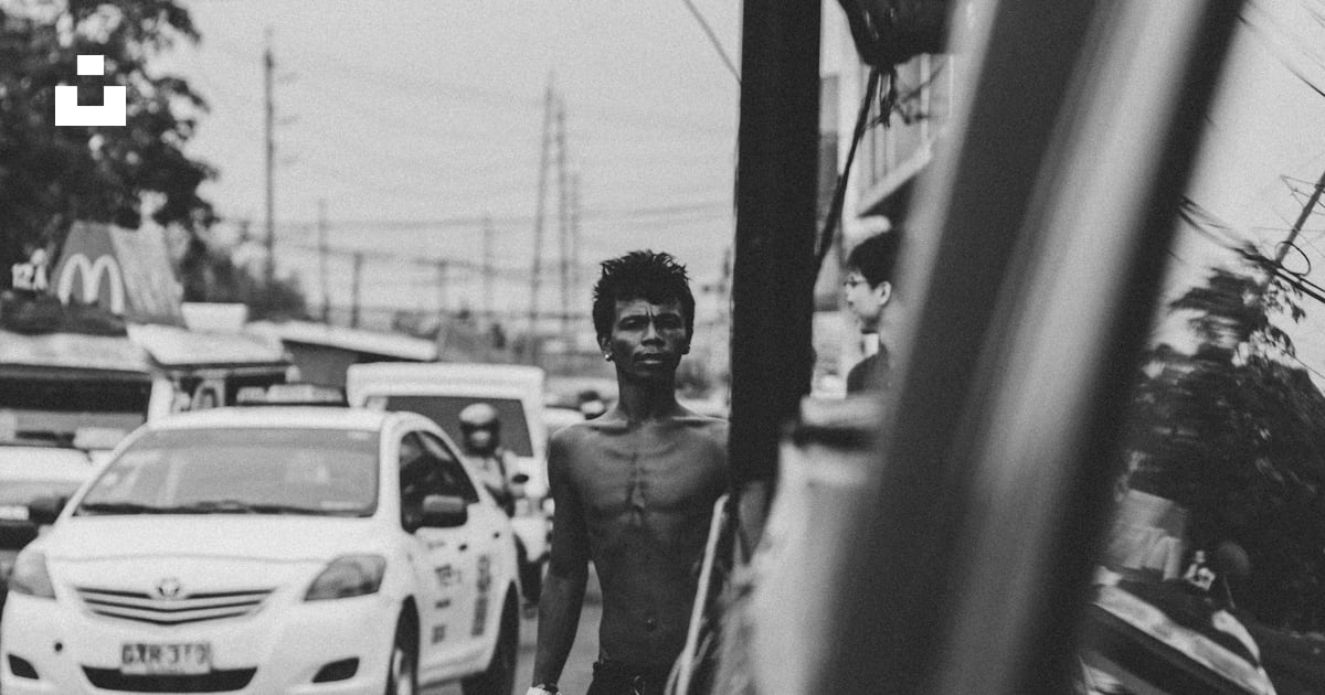 Photo En Niveaux De Gris Dun Homme Aux Seins Nus Sur Une Voie Piétonne