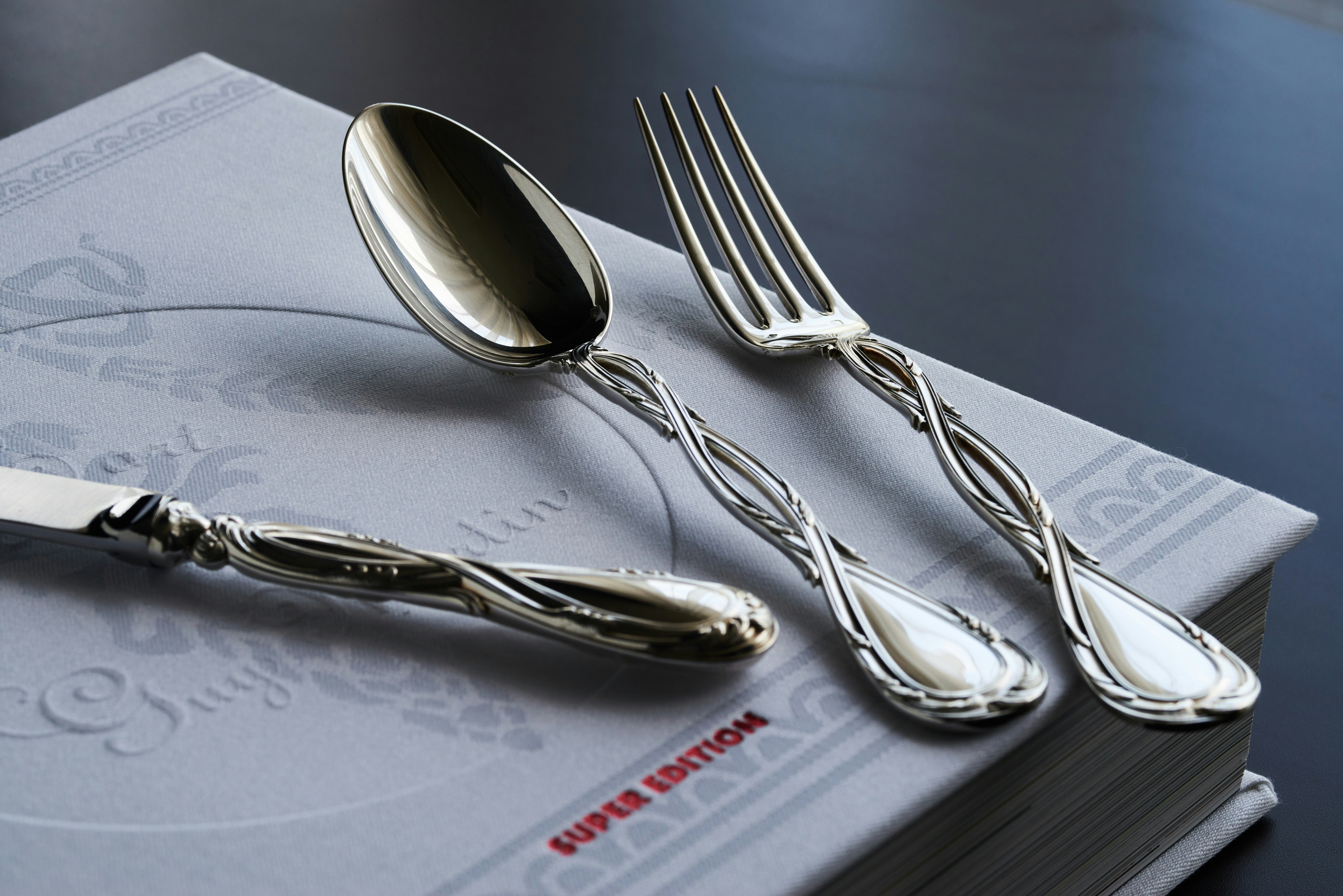 Grey stainless steel cutlery set photo – Free Grey Image on Unsplash
