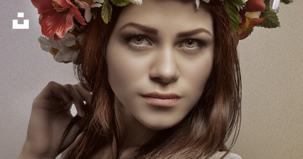 Fotografía De Enfoque Selectivo De Mujer Con Tocado De Flores Foto