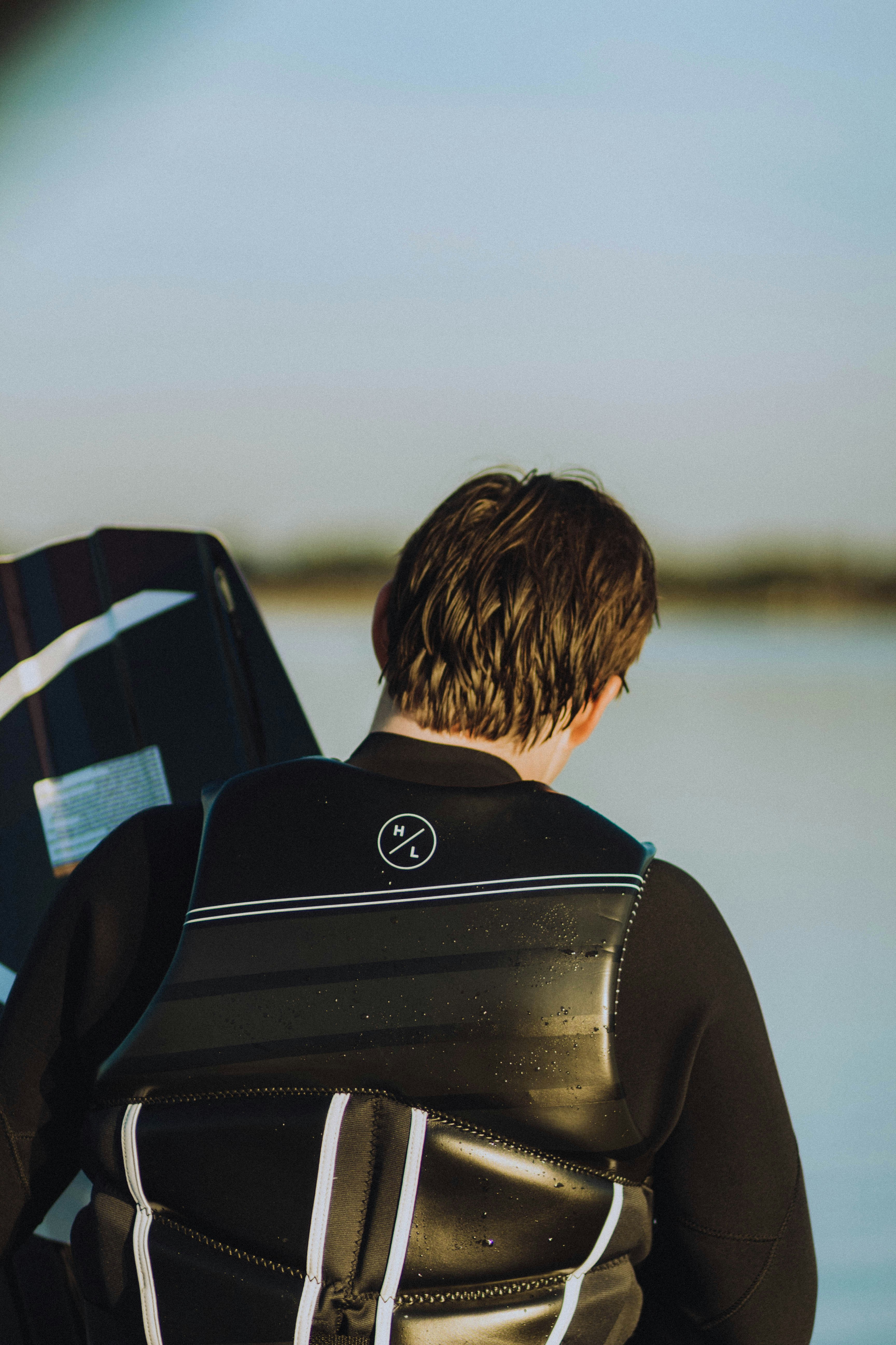 Foto Hombre con chaleco negro – Imagen EE.UU gratis en Unsplash