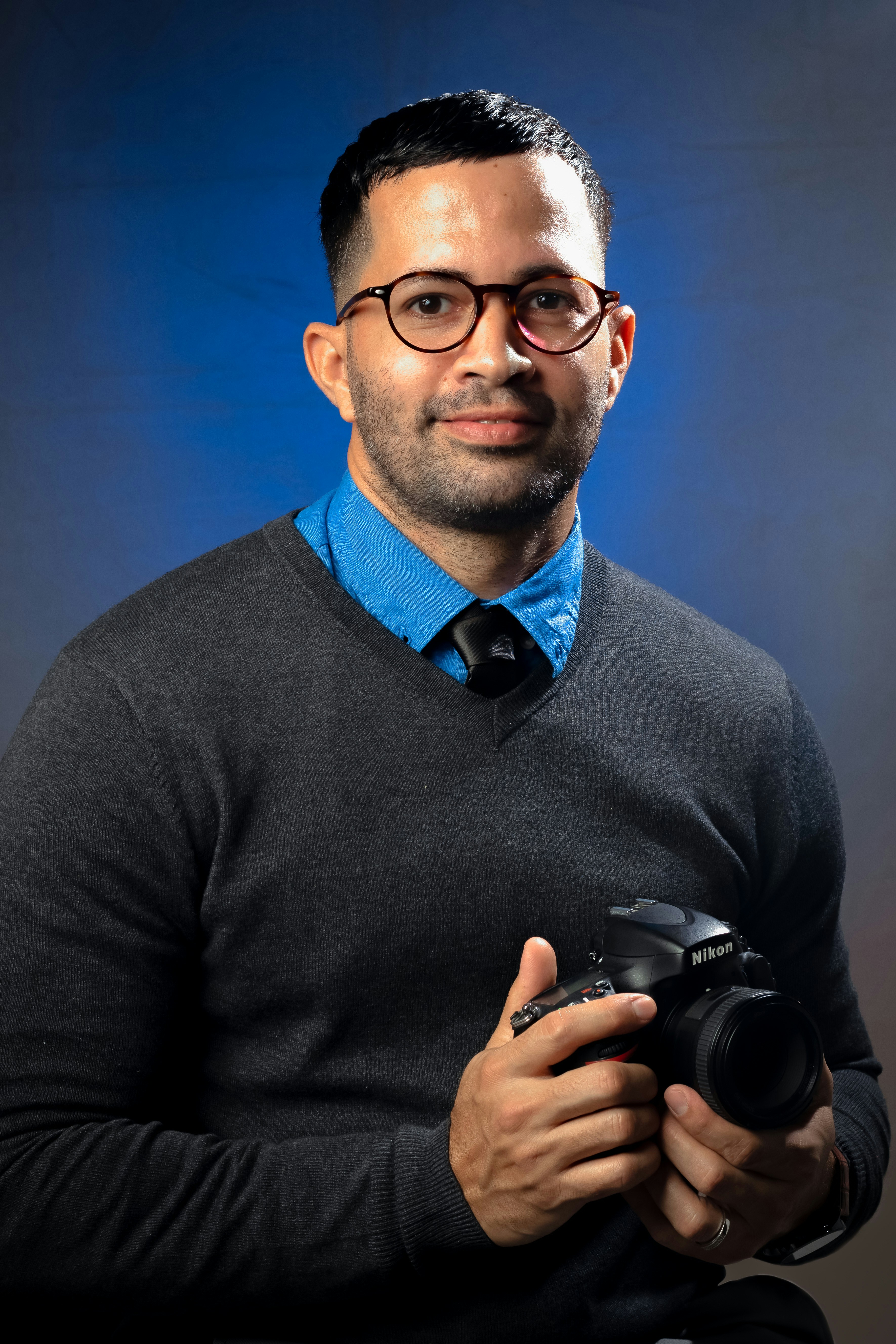Man smiling and holding bridge camera photo – Free Person Image on Unsplash