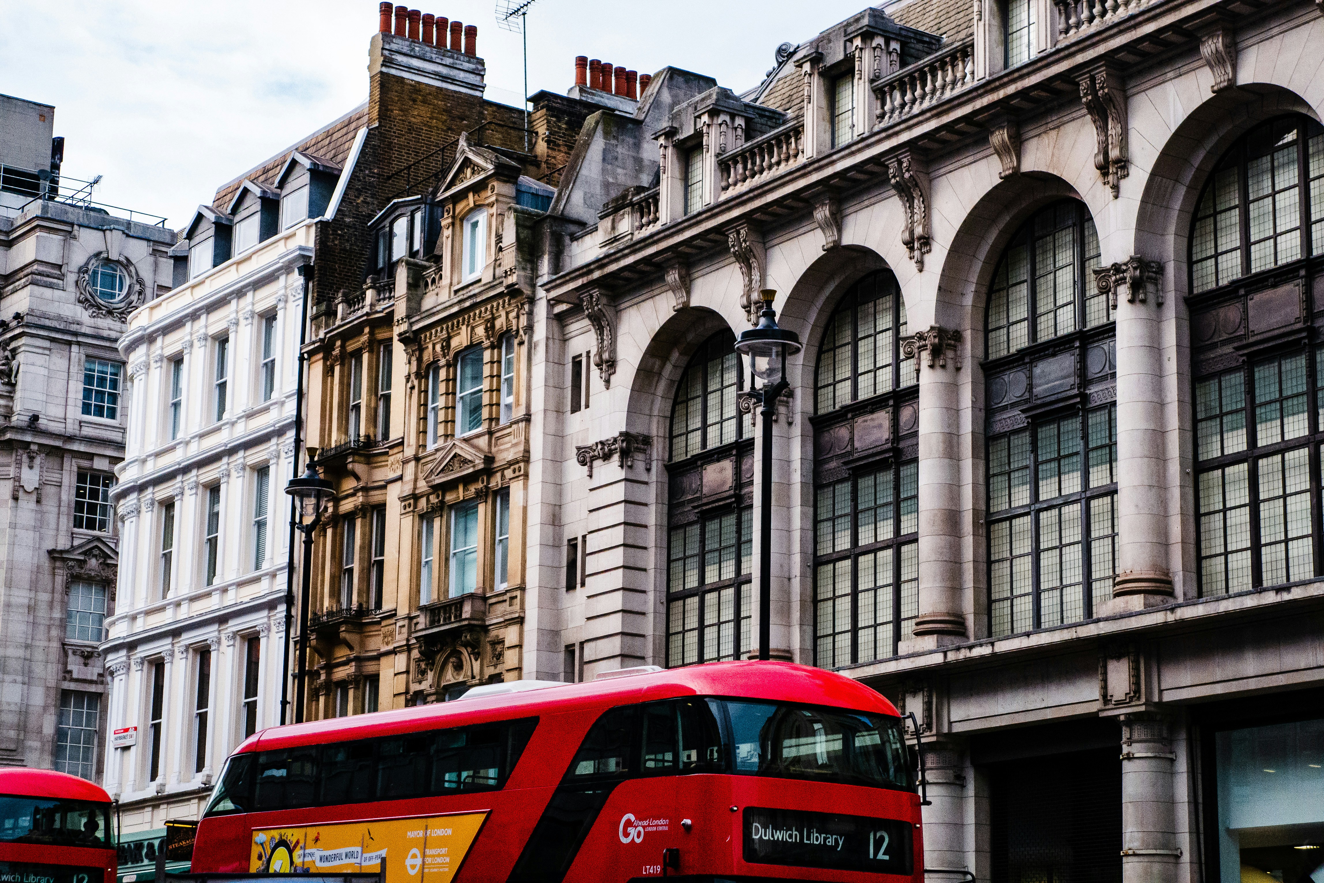 Foto Autobús rojo en la carretera – Imagen Londres gratis en Unsplash
