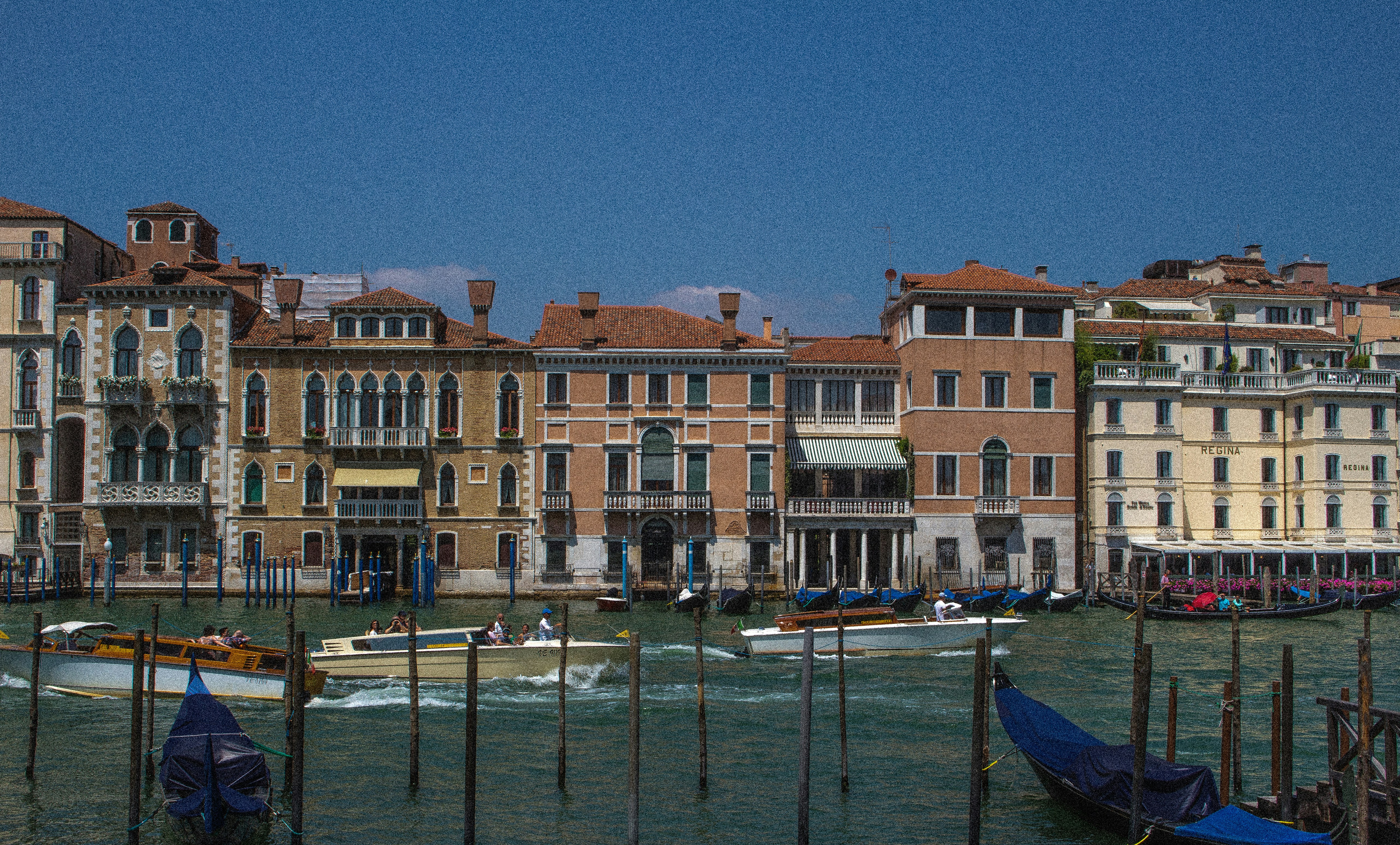 Boats on the body of water in between of buildings photo – Free City ...