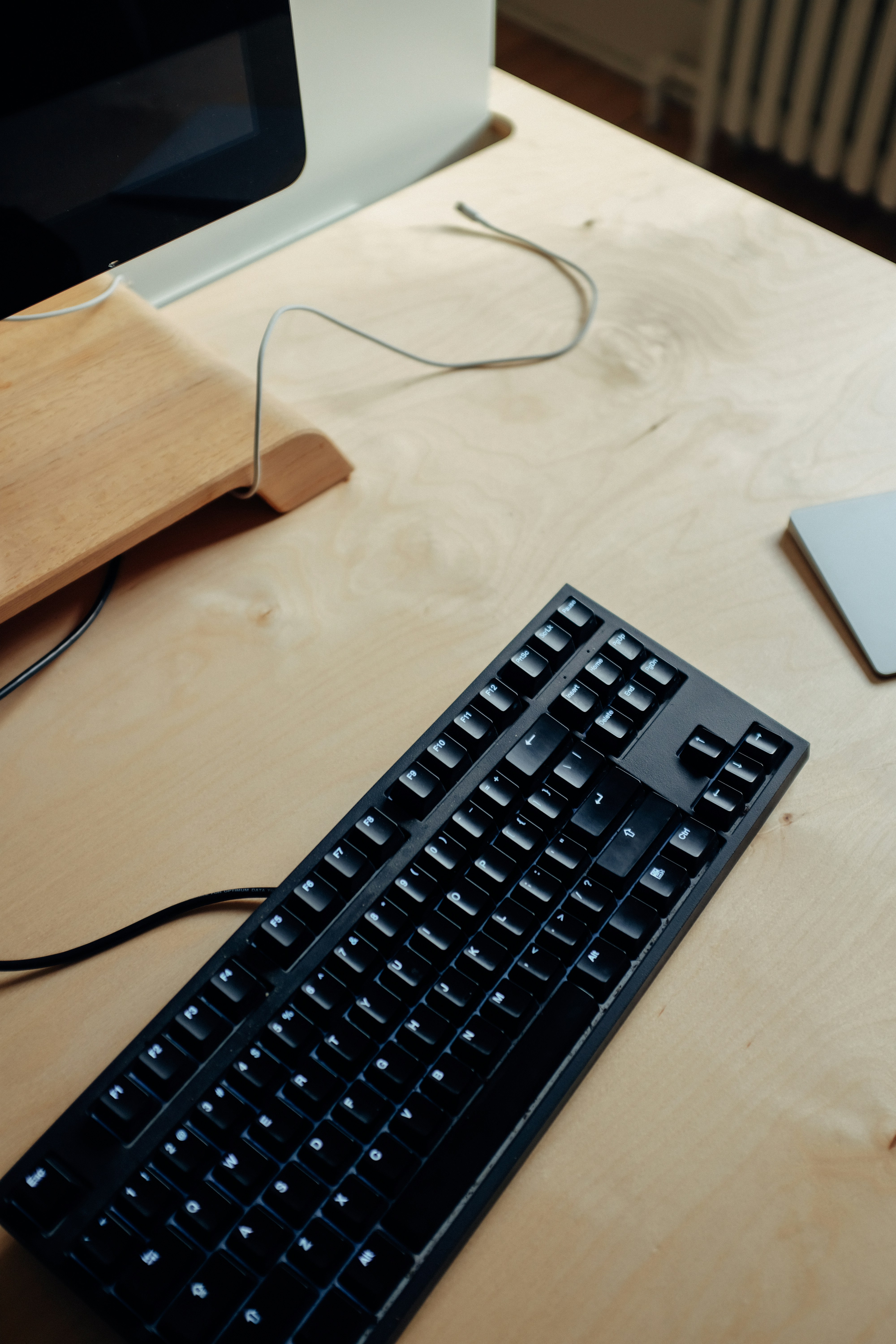 Computer keyboard on desk photo – Free Montreal Image on Unsplash
