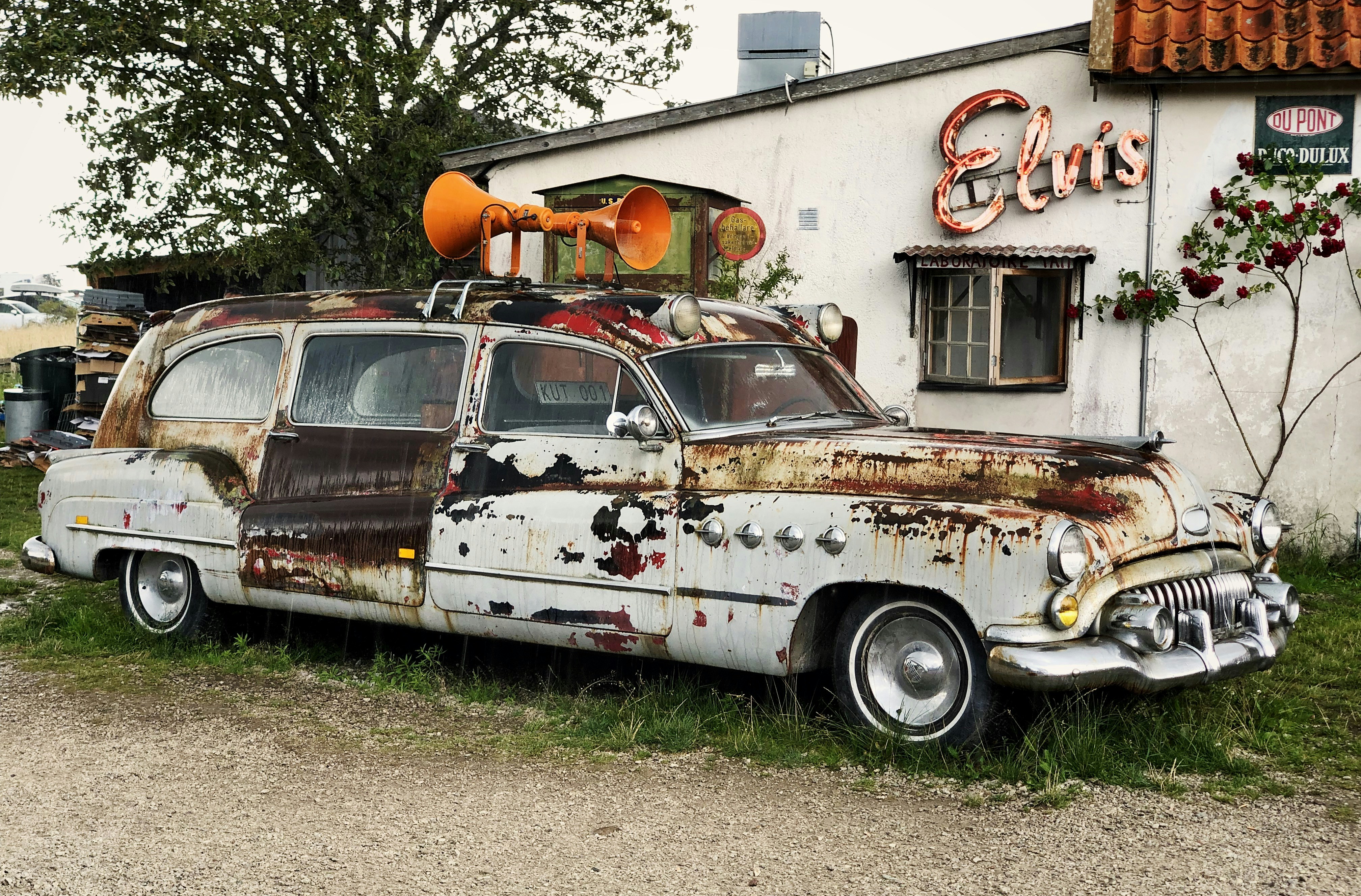 White car photo – Free Rust Image on Unsplash