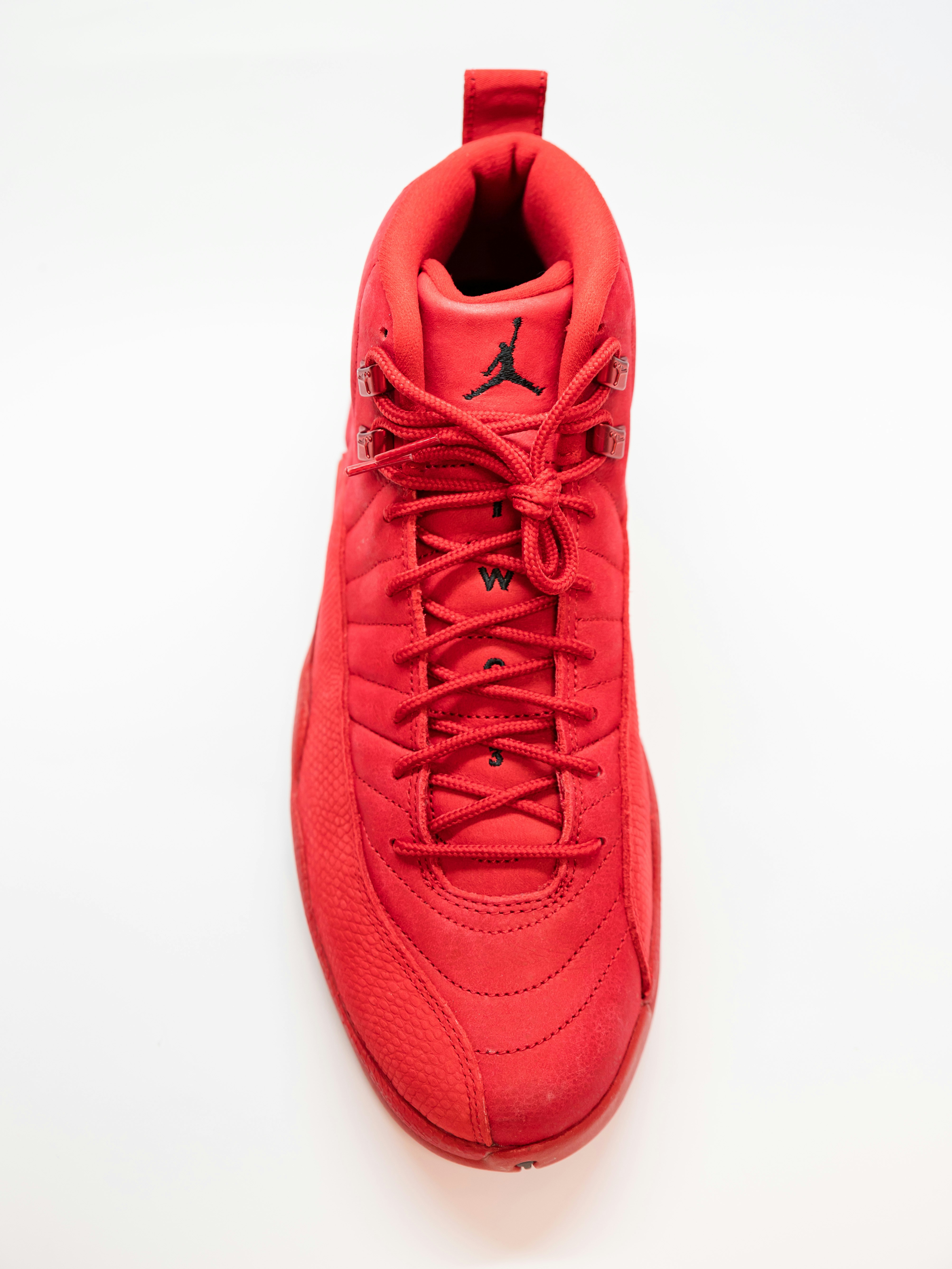 Zapatillas Air Jordan 12 rojas sin emparejar foto – Imagen de Rojo ...