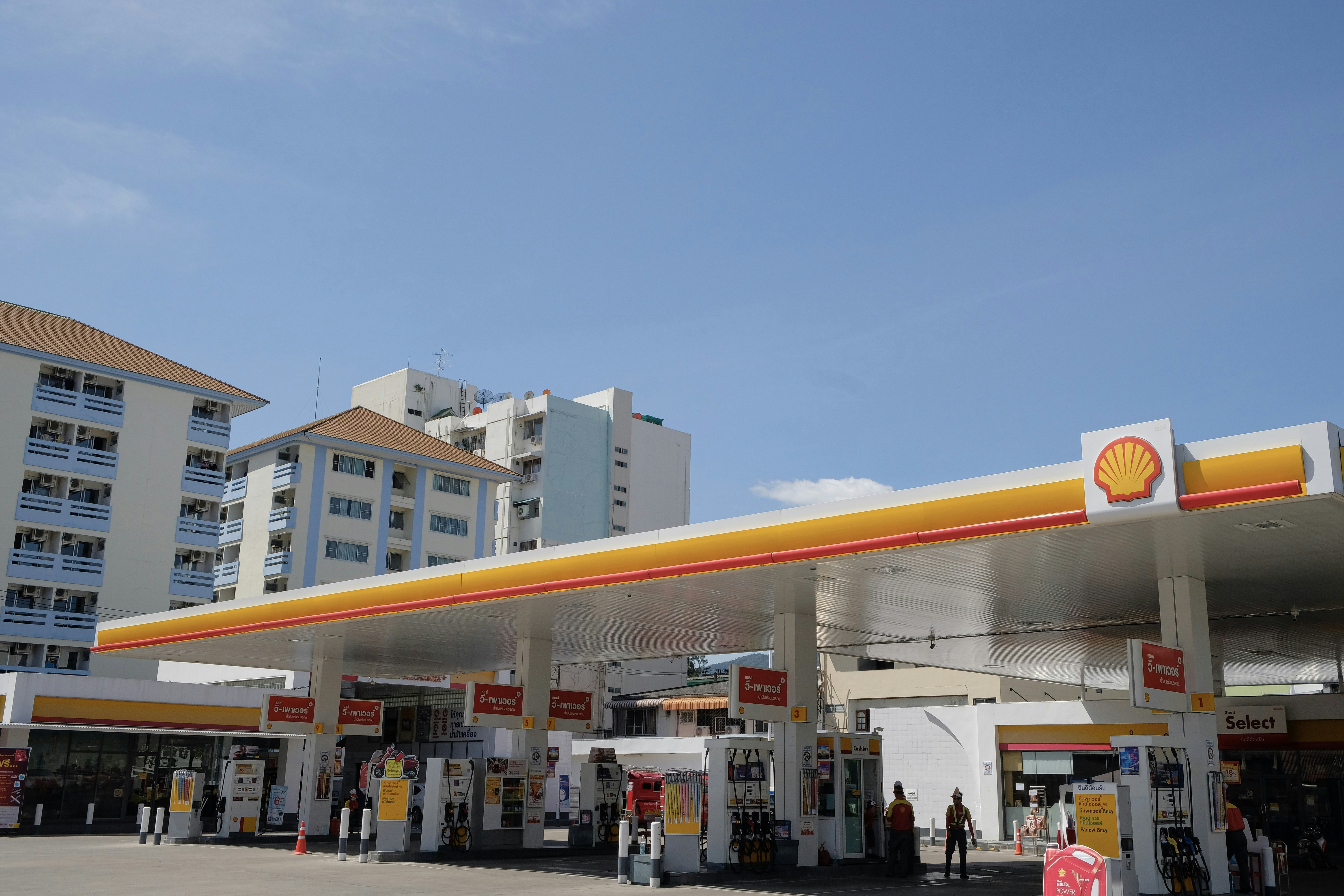 Paysage de station-service Shell photo – Photo Humain Gratuite sur Unsplash