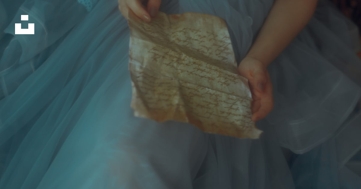 파란 드레스를 입은 여자가 종이를 들고 있다 사진 Unsplash의 무료 브라질 이미지