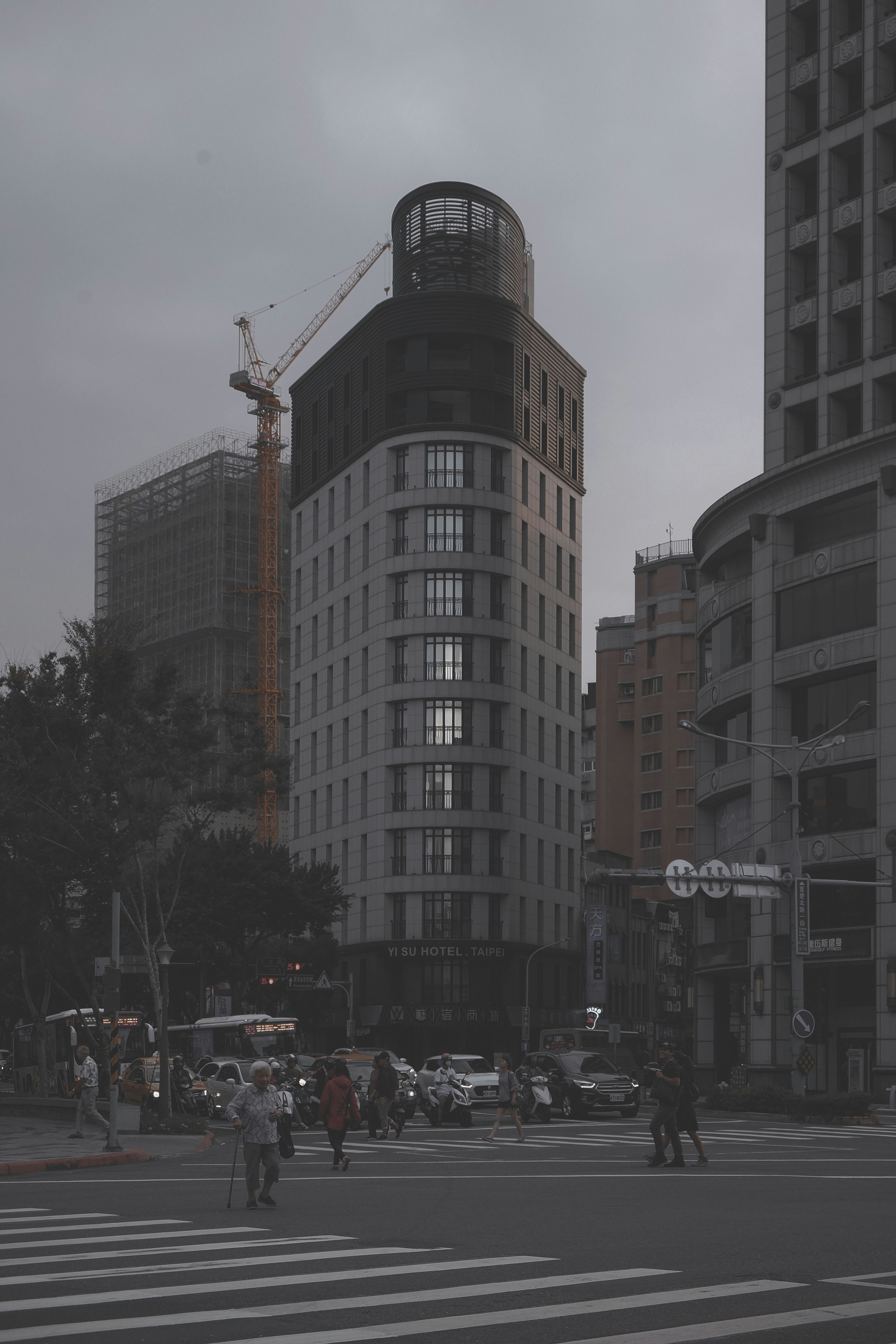 People crossing pedestrian lanes photo – Free Grey Image on Unsplash