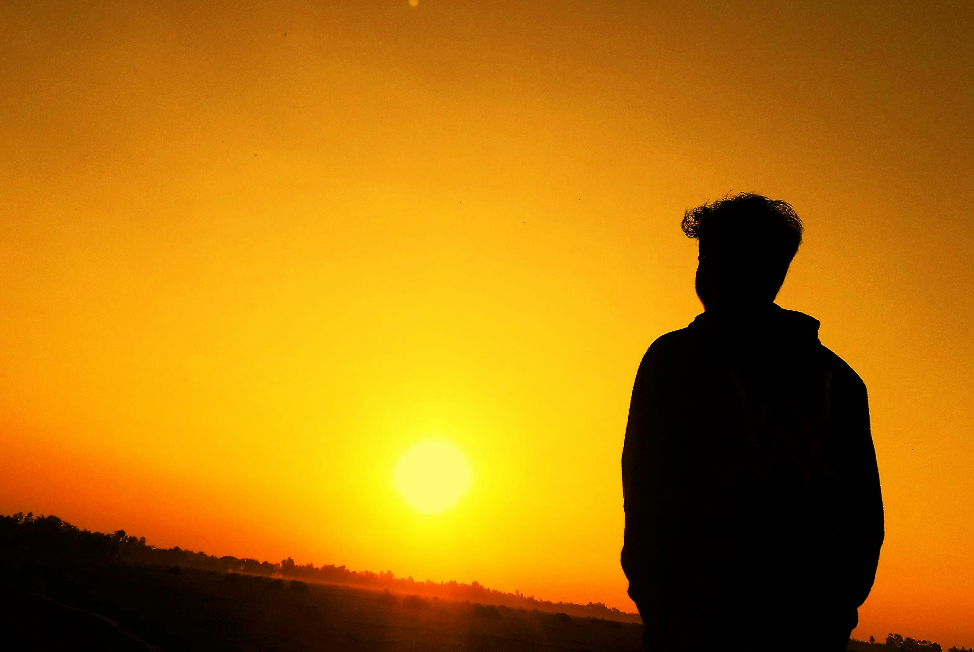 人物のシルエットの写真 – Unsplashの無料黄色写真