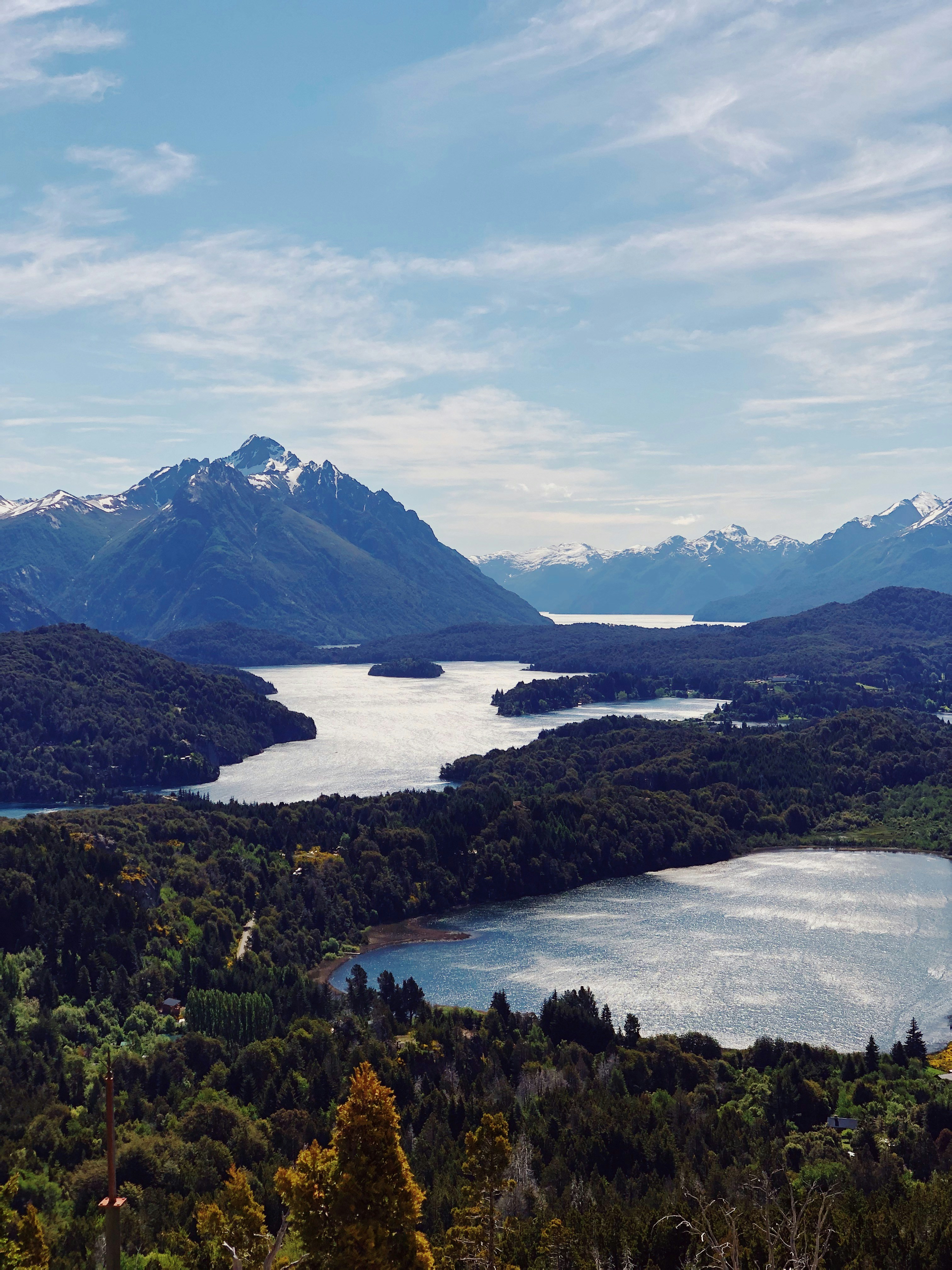 Vista do Lago Nahuel Huapi, no cerro campanário, patagônia argentina.  | high angle photo of mountain