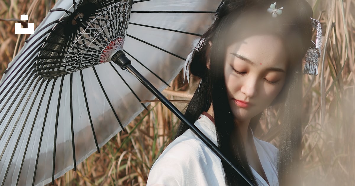 검은 우산을 들고 하얀 드레스를 입은 여자 사진 Unsplash의 무료 우산 이미지