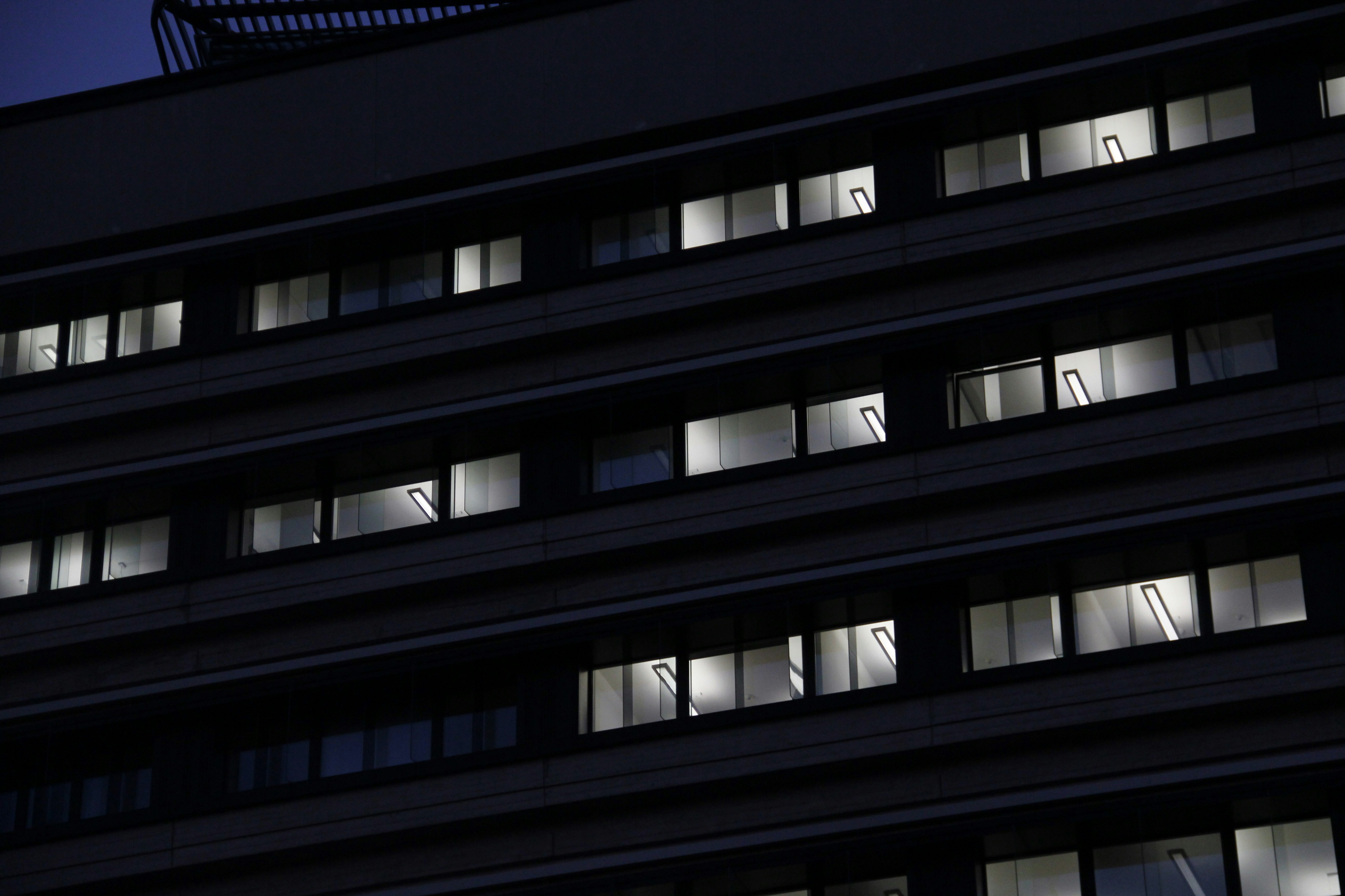 Gray concrete apartment building photo – Free Milano ili Image on Unsplash