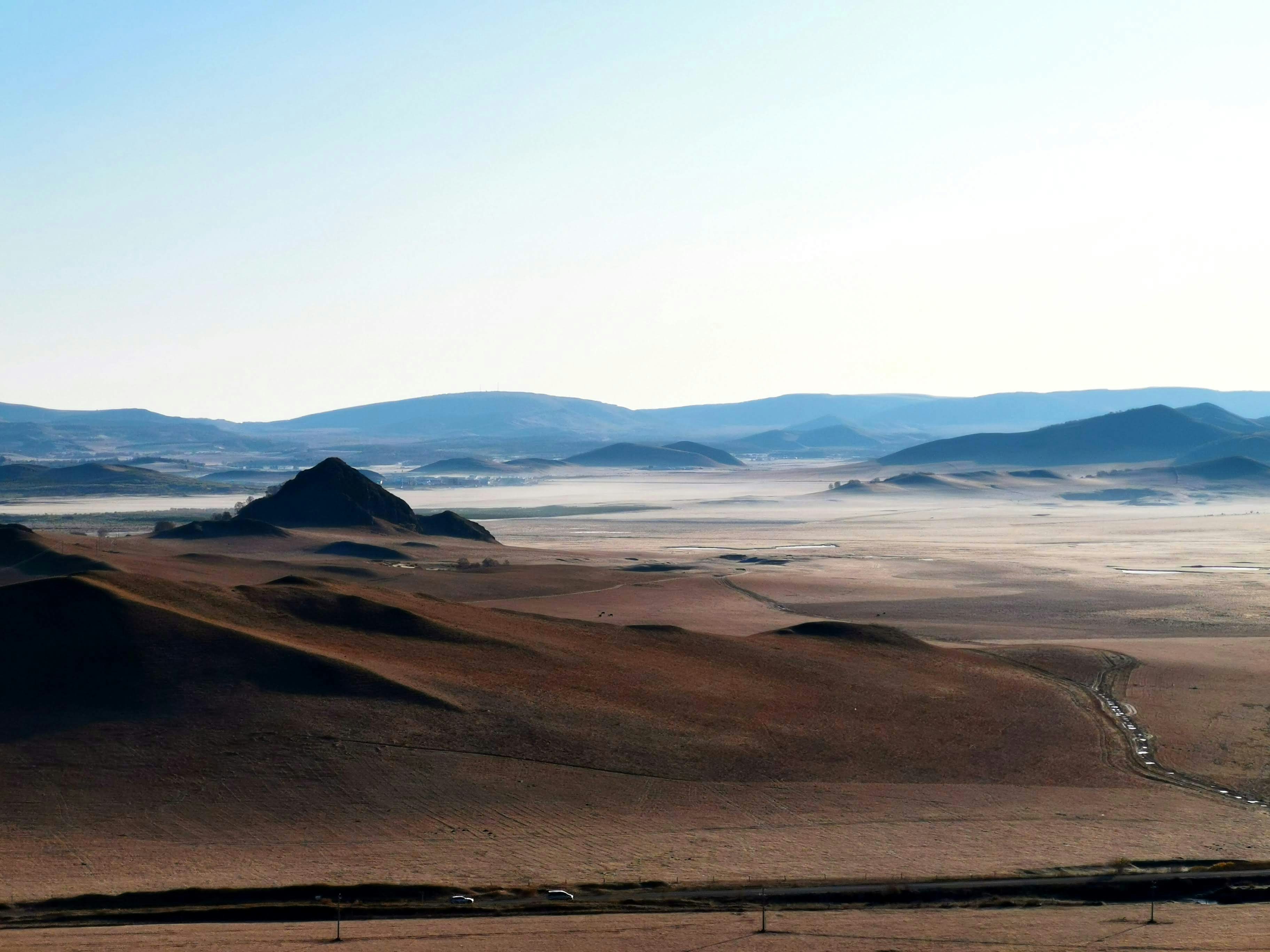 Desert Dunes under a Quiet Horizon