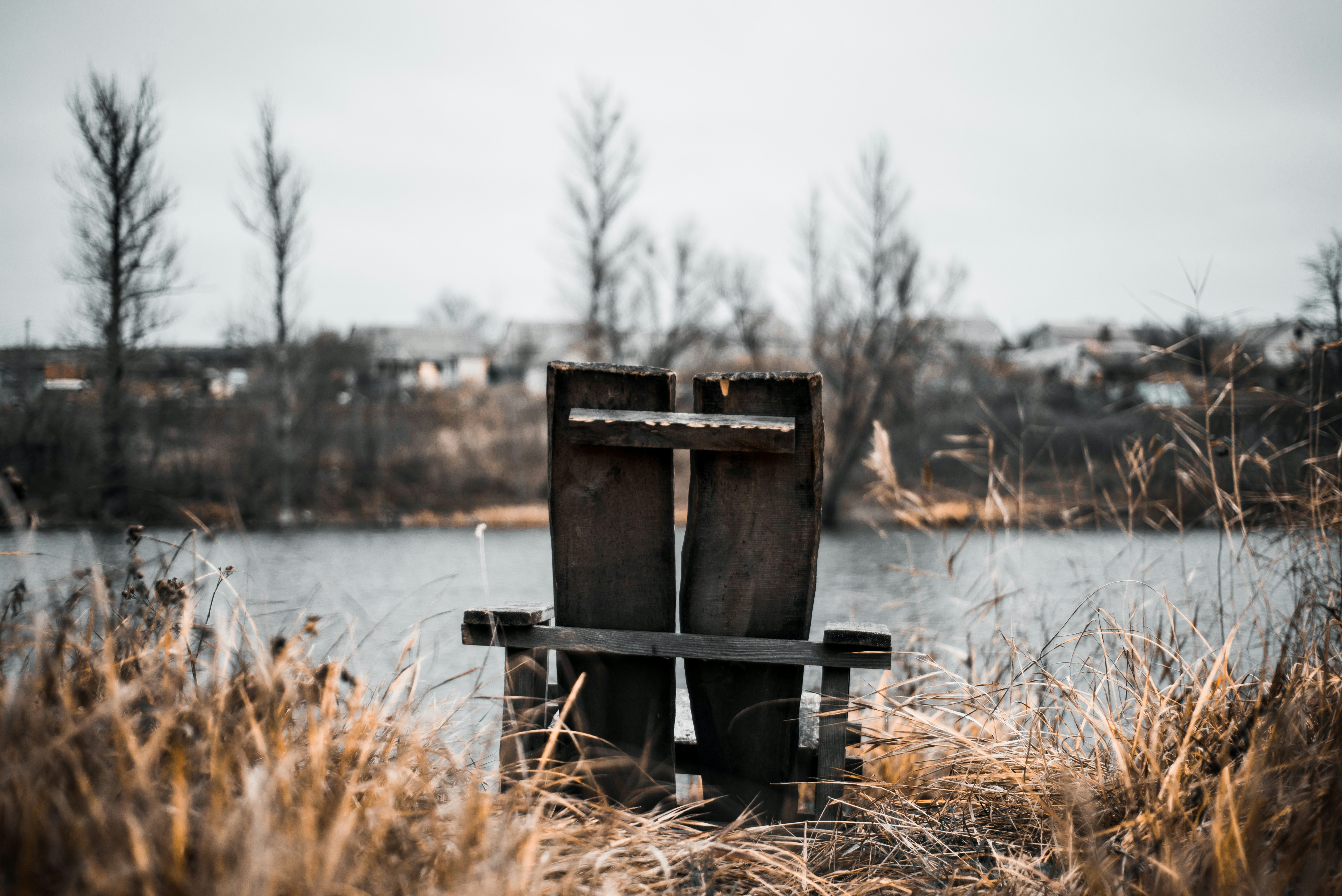 shallow focus photography of gray bench