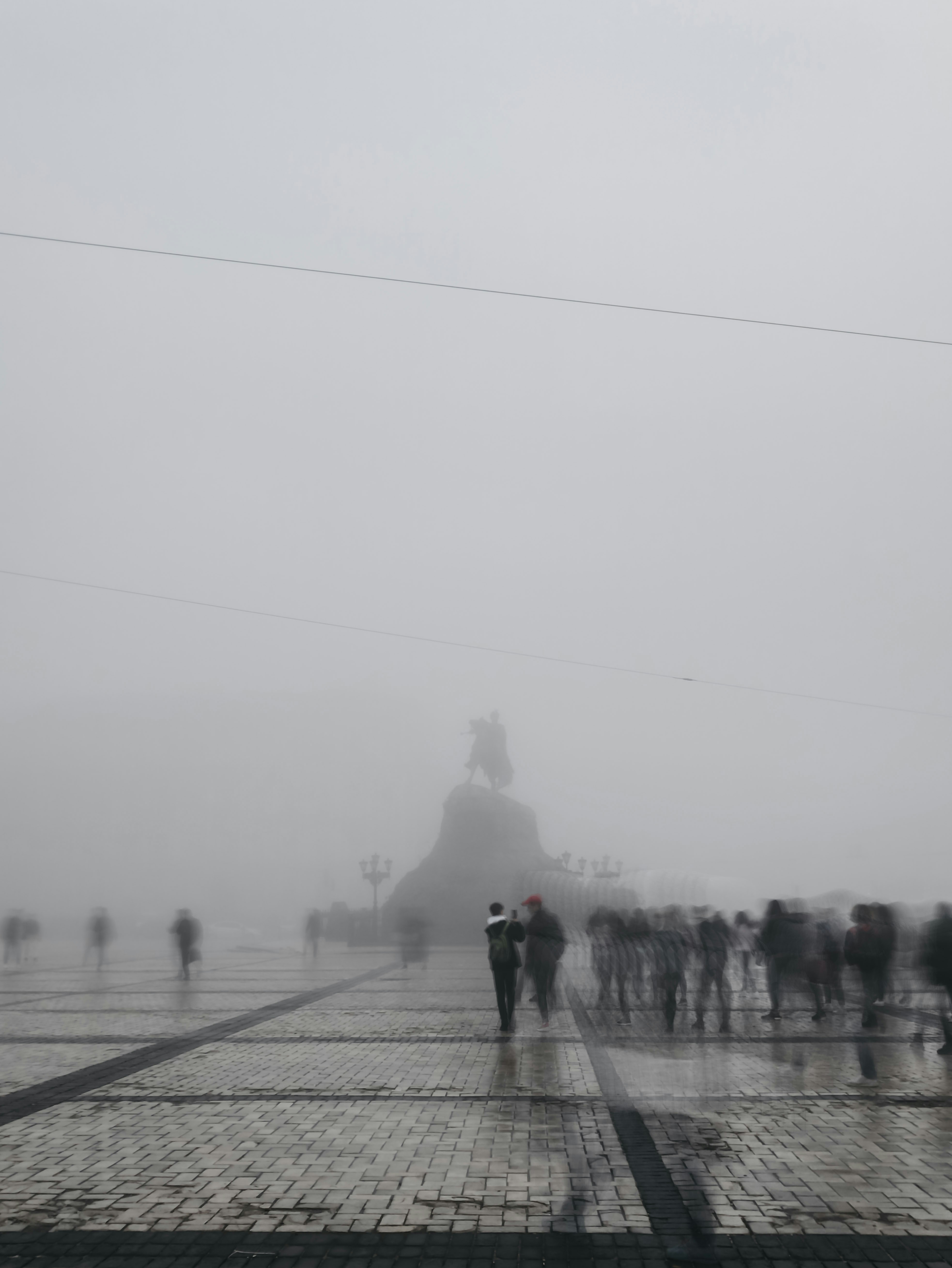Mist over the Square: A Silent Crowd Around a Monument