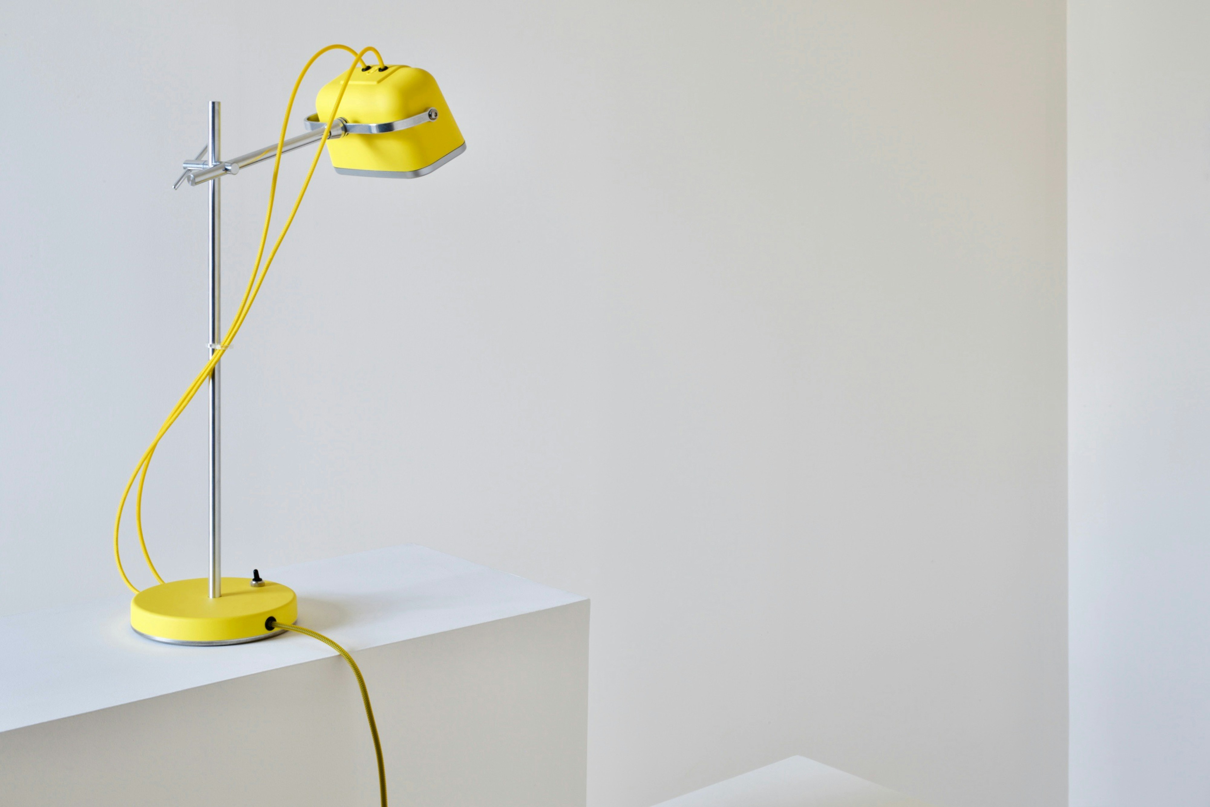 Yellow table lamp photo – Free Paris Image on Unsplash