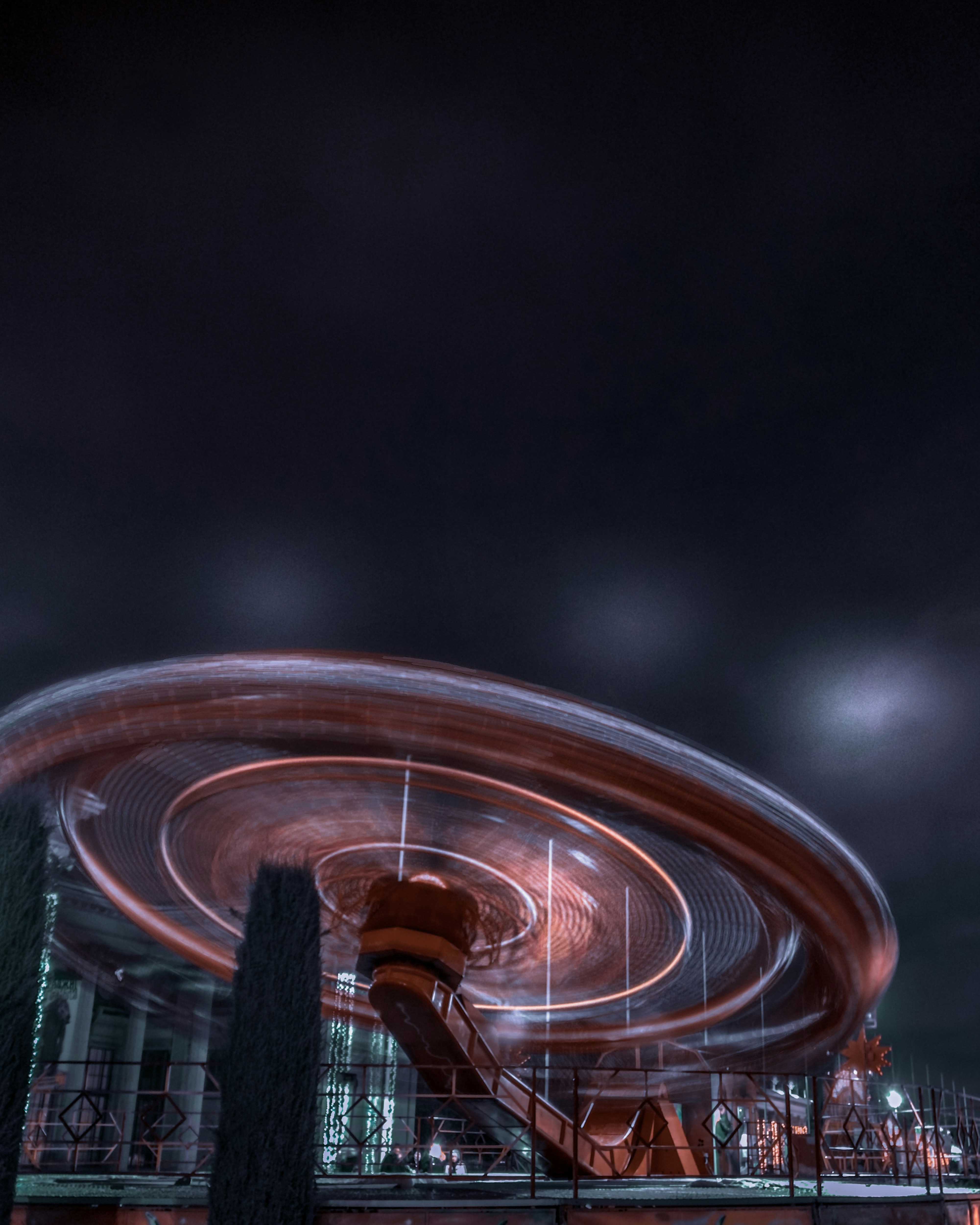 Nocturnal Vortex: Long-Exposure of a Spinning Amusement Ride