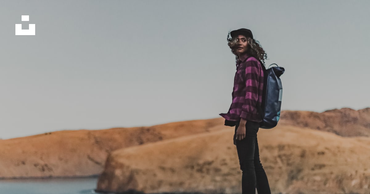 Mujer De Pie En El Desierto Foto Imagen De Marrón Gratuita En Unsplash