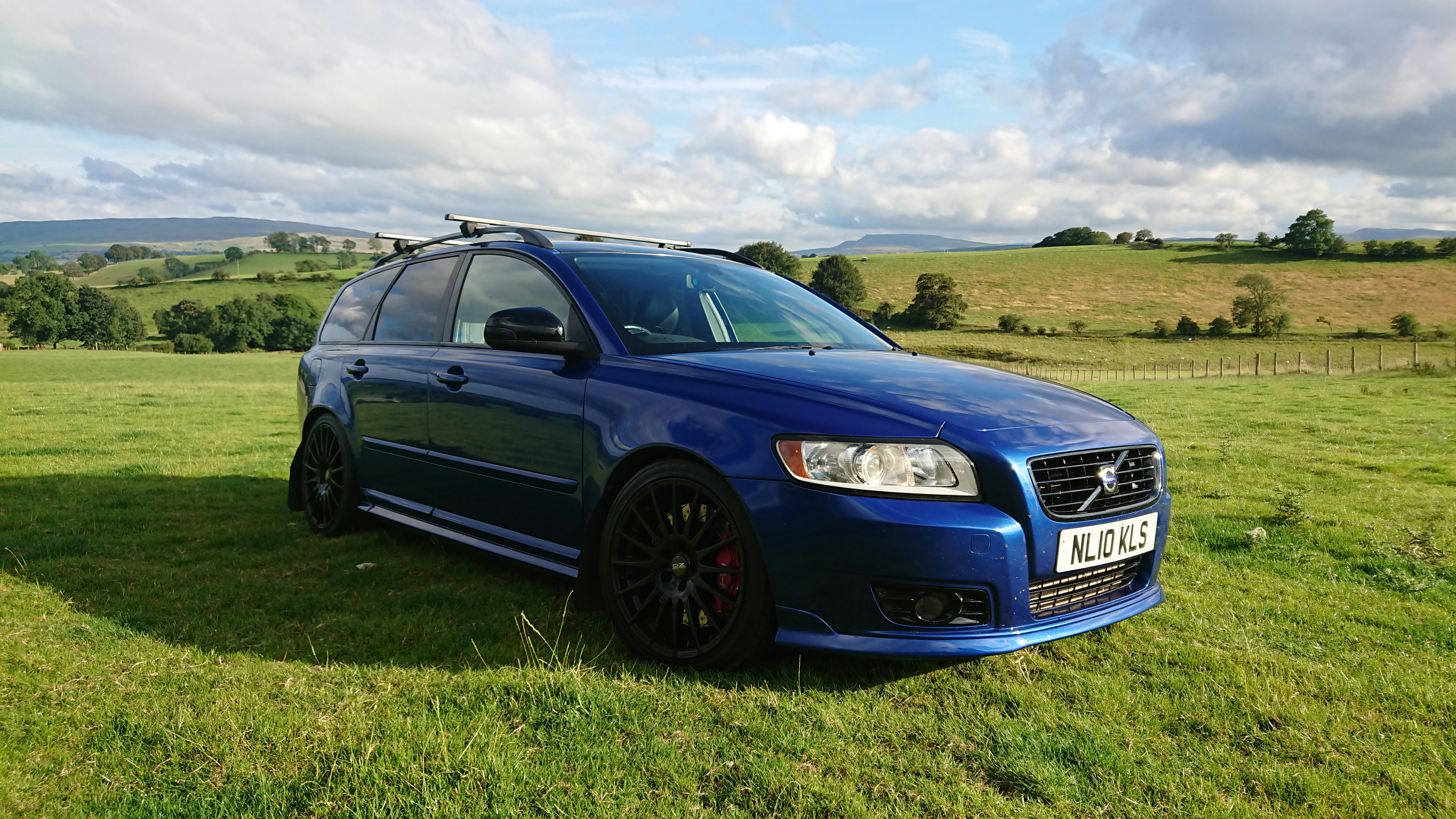Blue Volvo 5-door hatcbhack photo – Free Car Image on Unsplash
