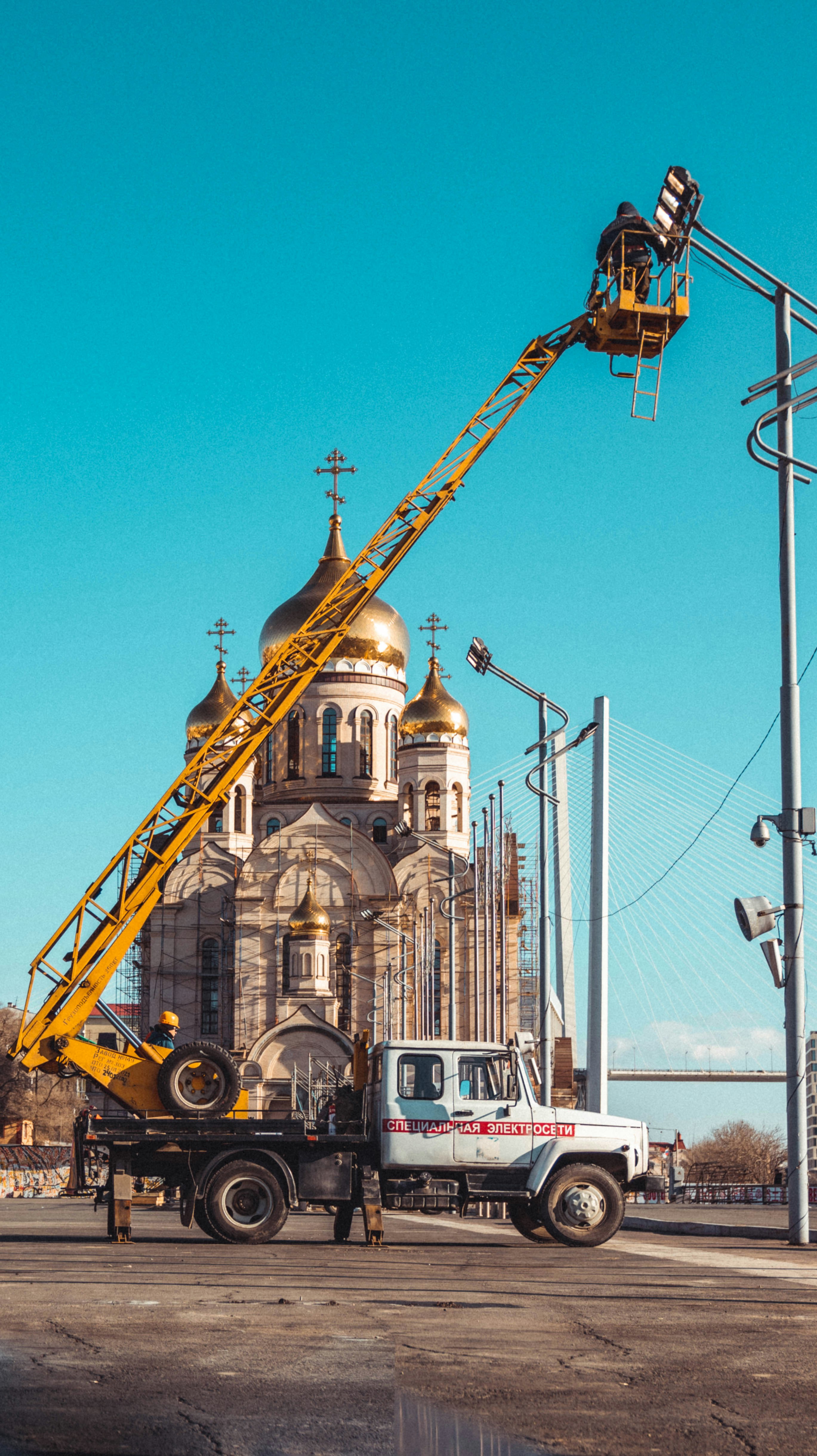 Person riding bucket lift truck near mosque at daytime photo – Free ...