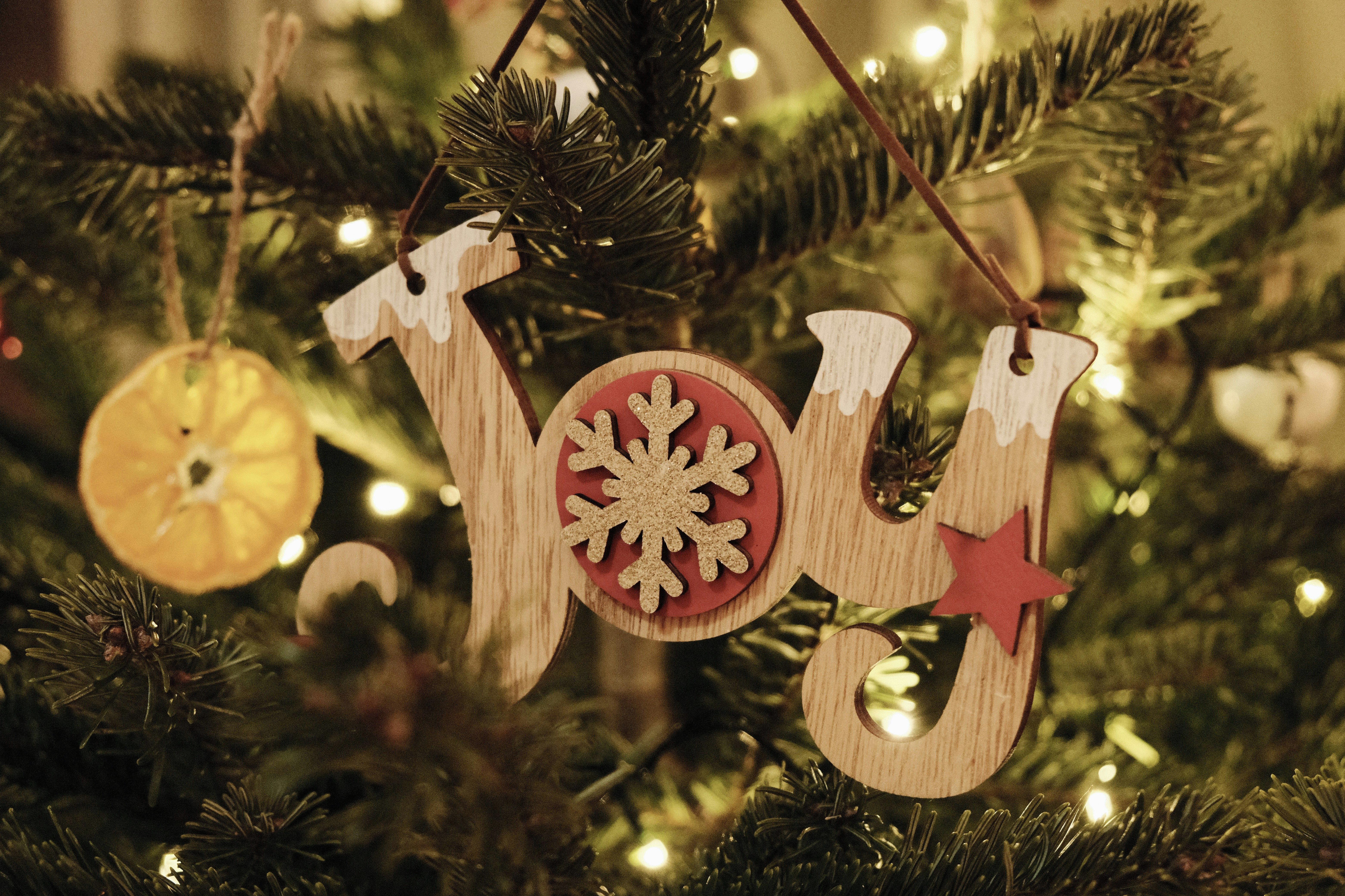 Snowflake in Wood: The JOY Ornament Illuminates a Cozy Christmas Tree