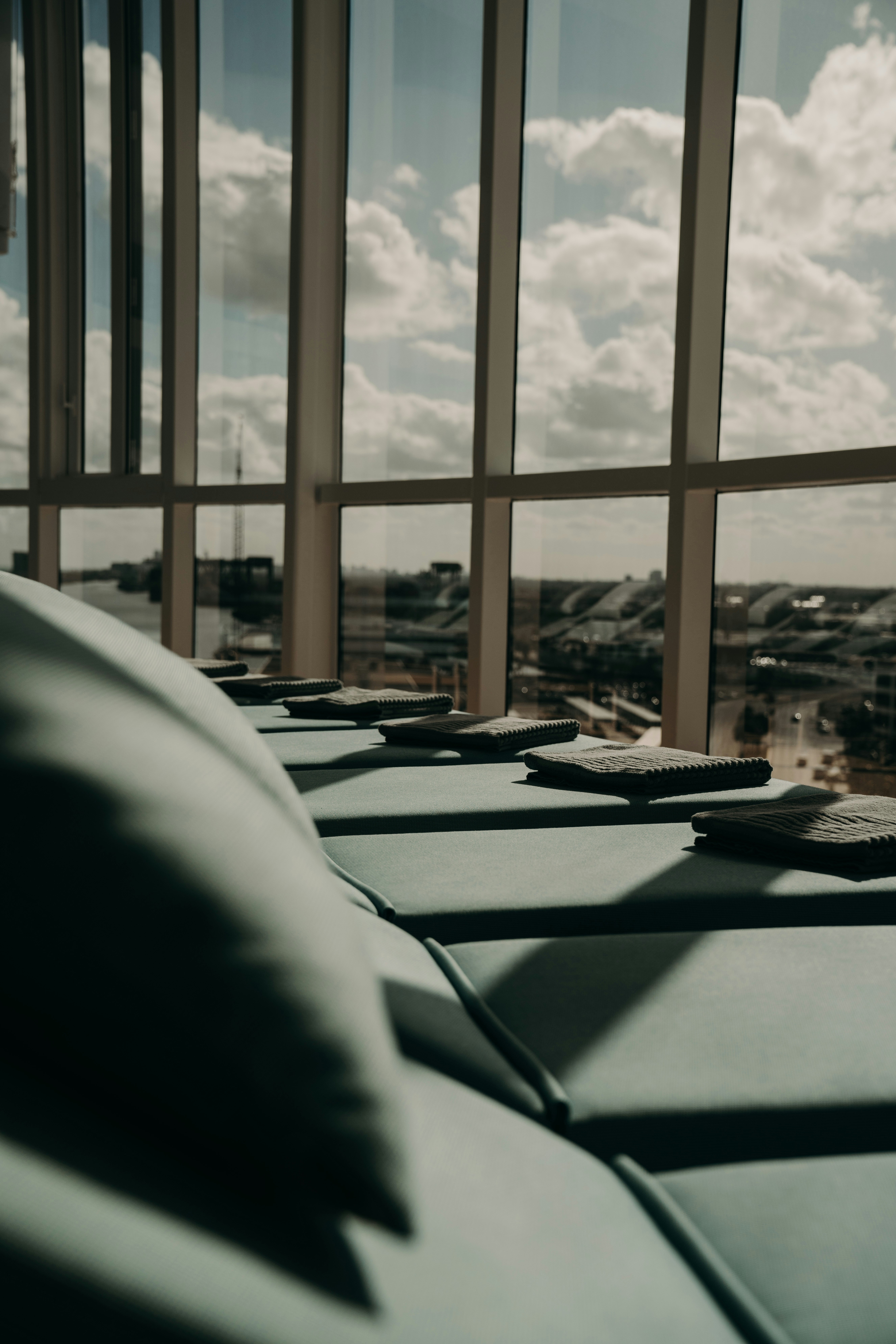 Sunlit Lounge: Modern Windowsill and Cushioned Comfort