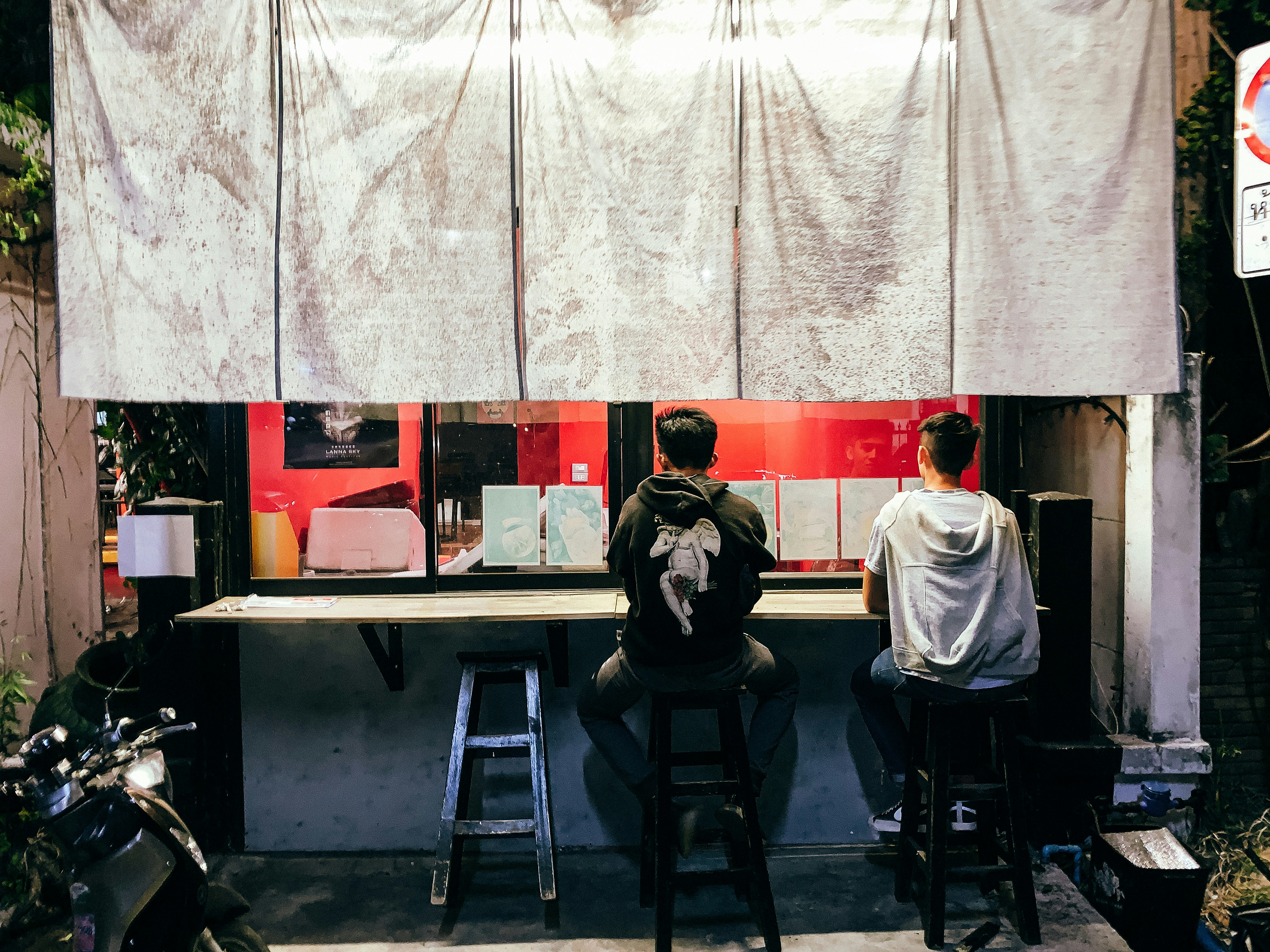 Foto Dos personas sentadas al lado del mostrador – Imagen Humano gratis ...