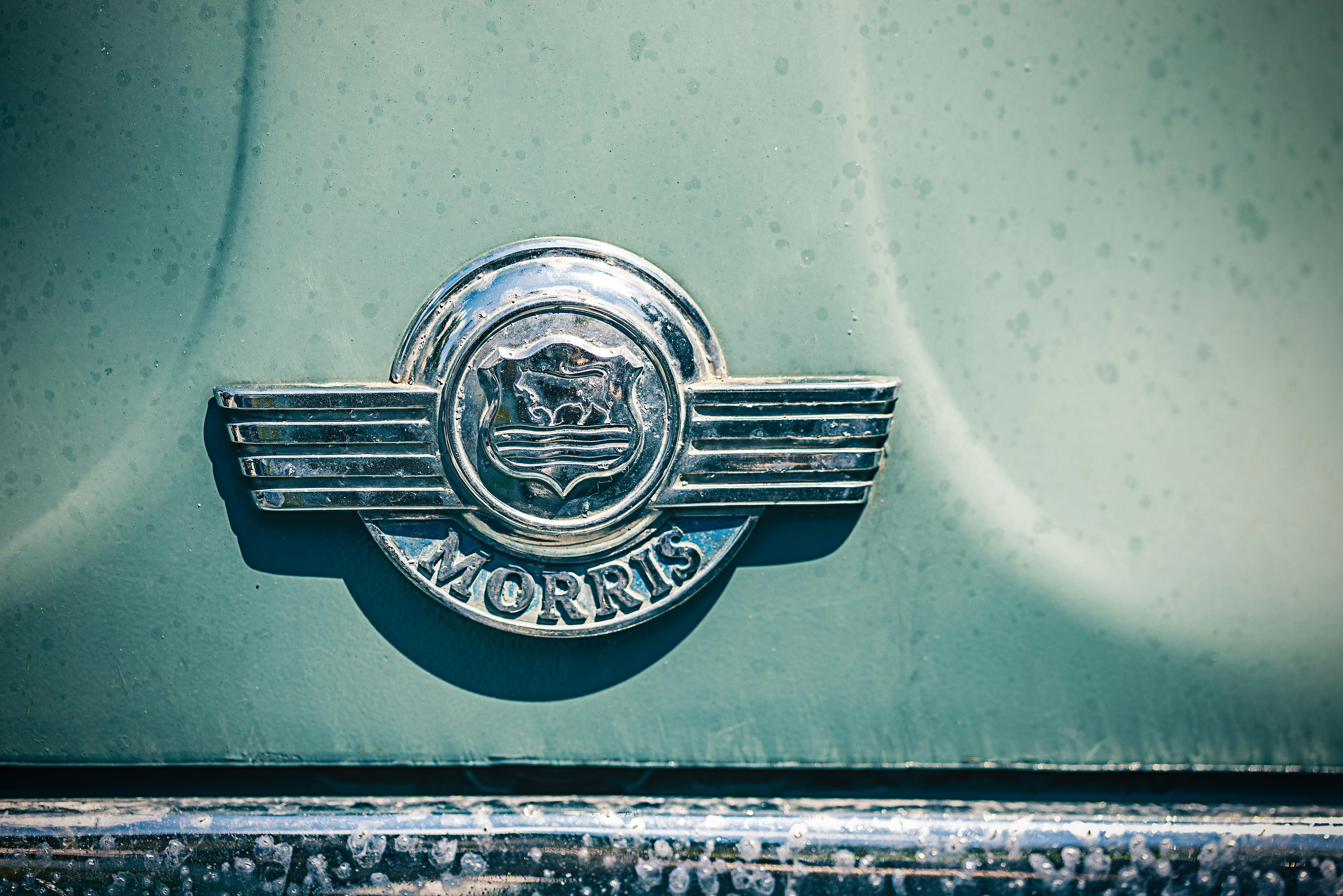 Emblema de Morris plateado foto – Imagen de Gris gratuita en Unsplash