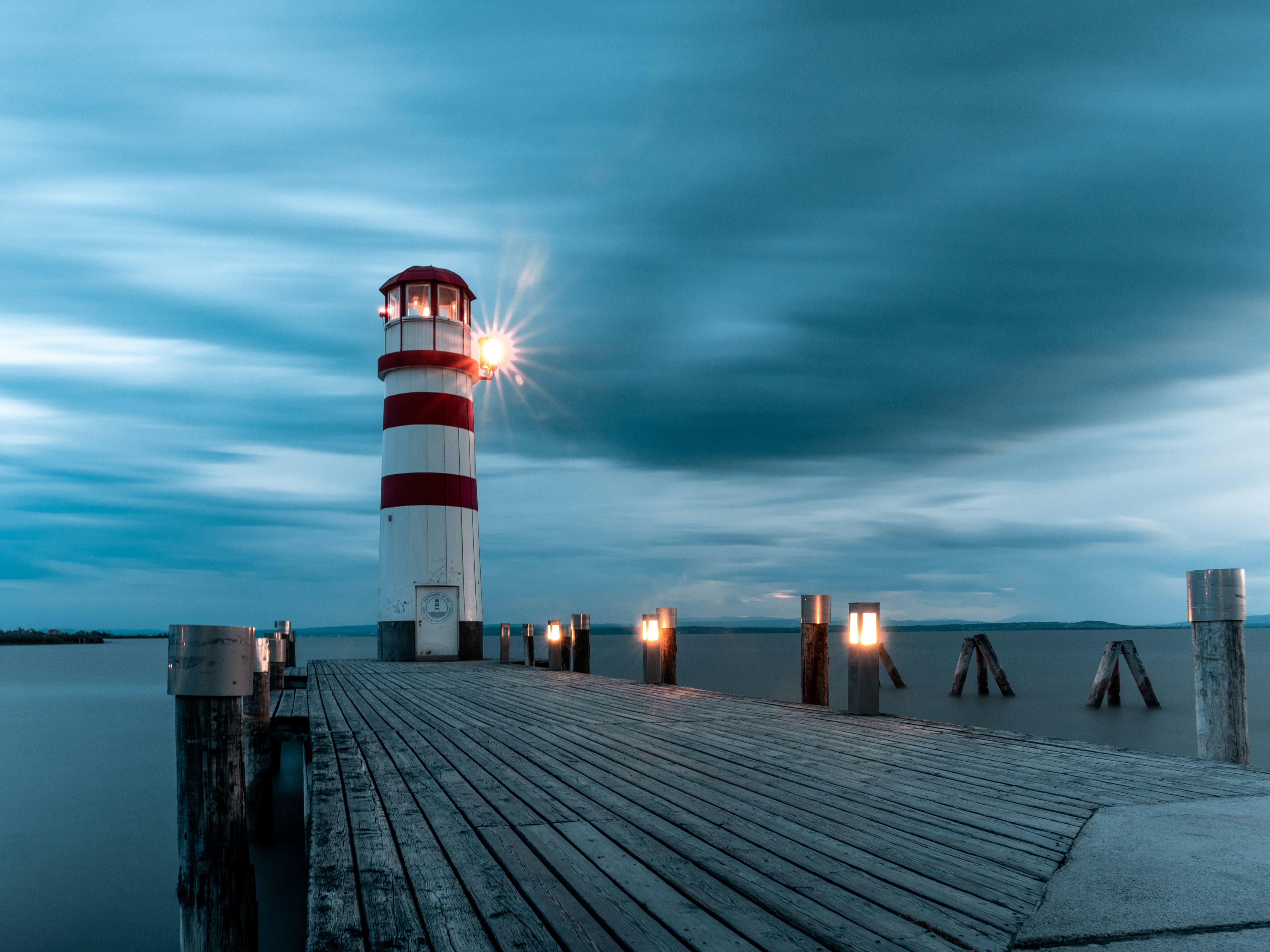 Foto Encendió el faro en el muelle durante la noche – Imagen Azul ...