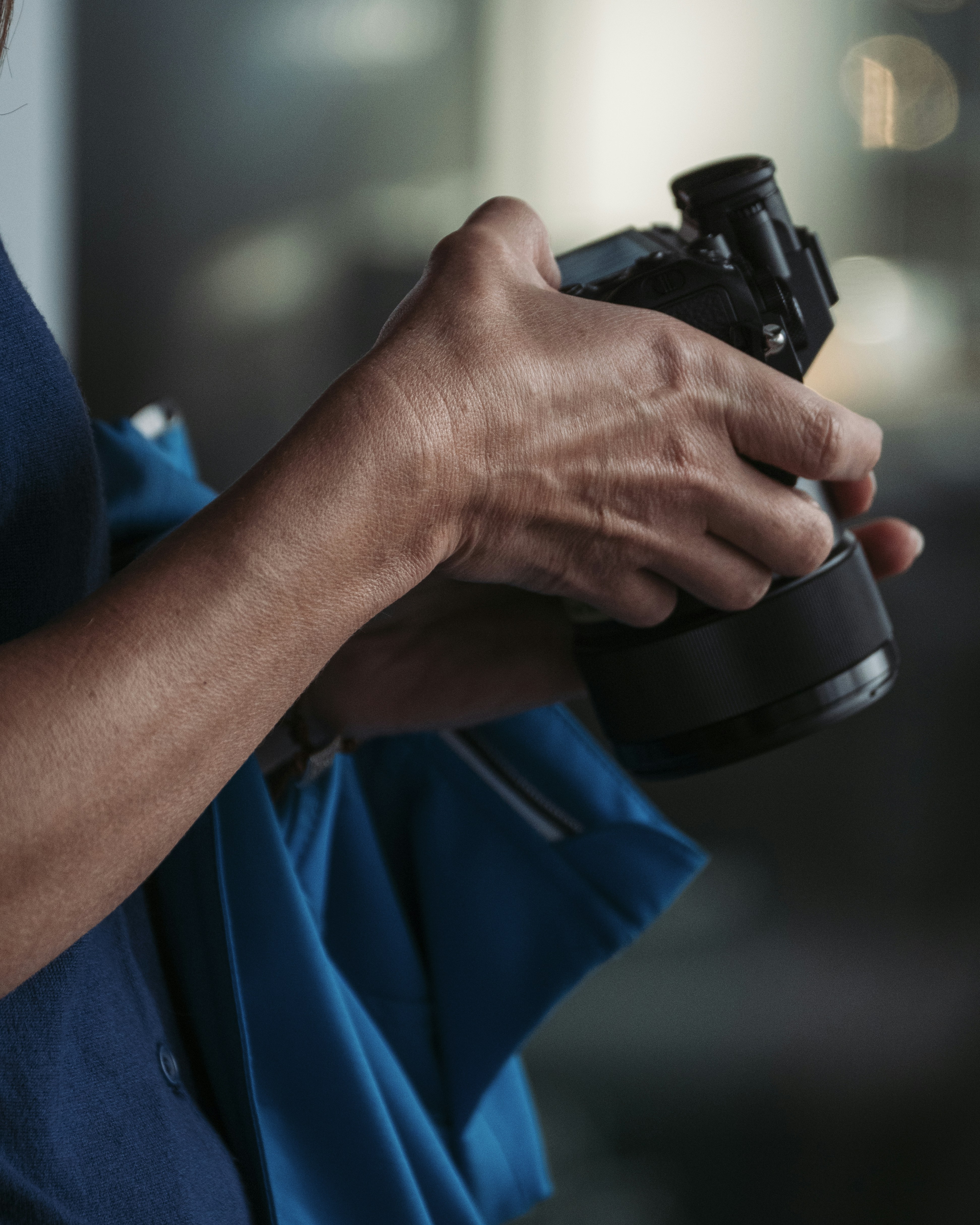 Man holding DSLR camera photo – Free Person Image on Unsplash