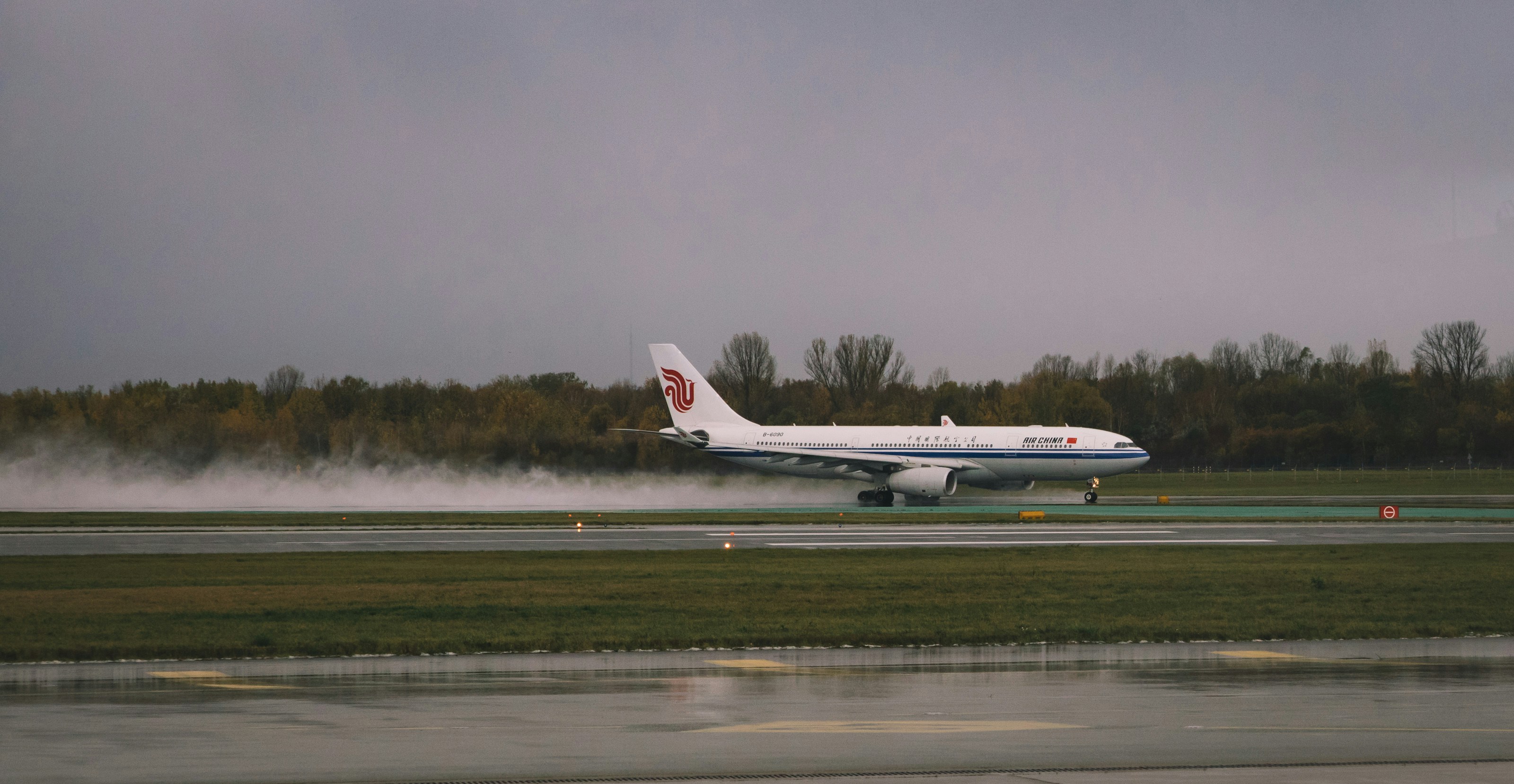 White airplane landing during daytime photo – Free Grey Image on Unsplash