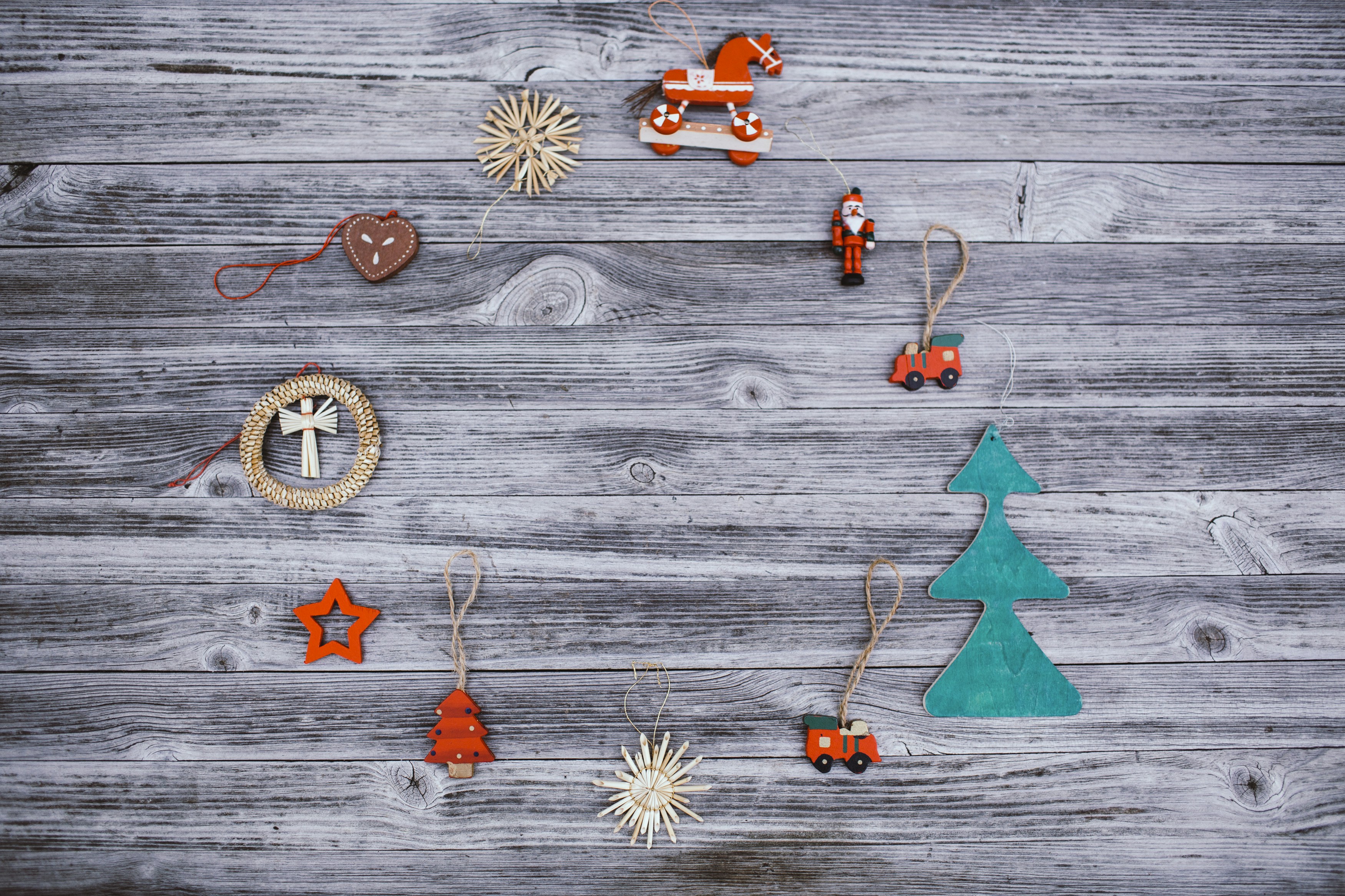 Rustic Ornament Ring: Christmas Charms on Weathered Wood